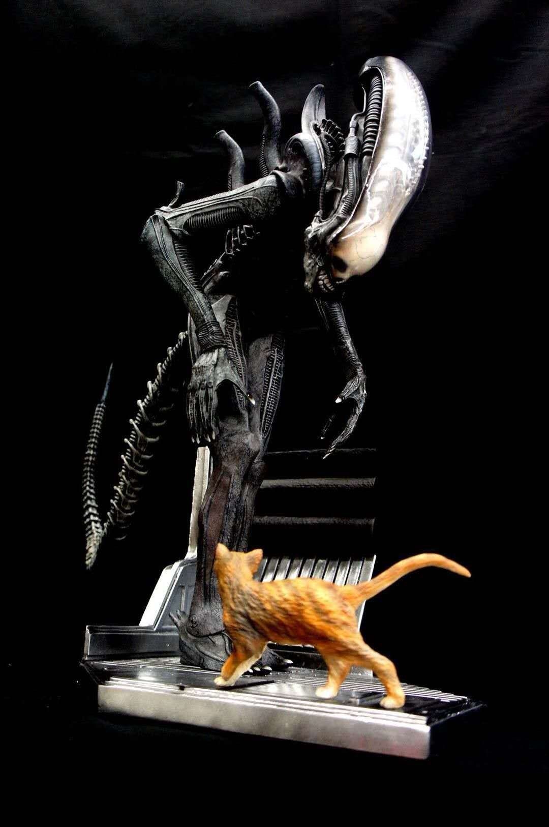 Unpainted and unassembled 60 cm high alien and cat