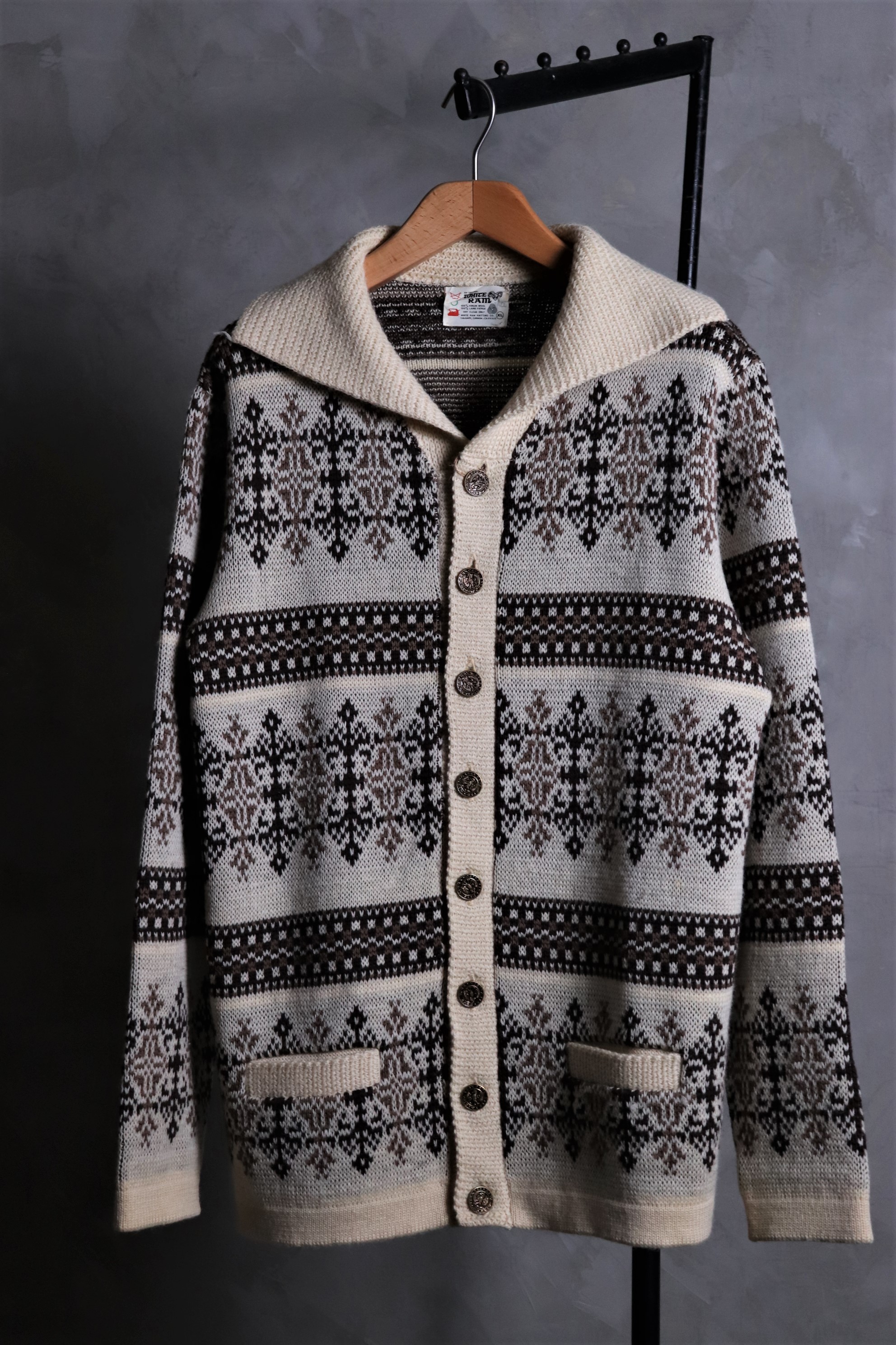 1970's Cannada White Ram Pattern Sweater / 加拿大雕花金屬釦圖騰翻領