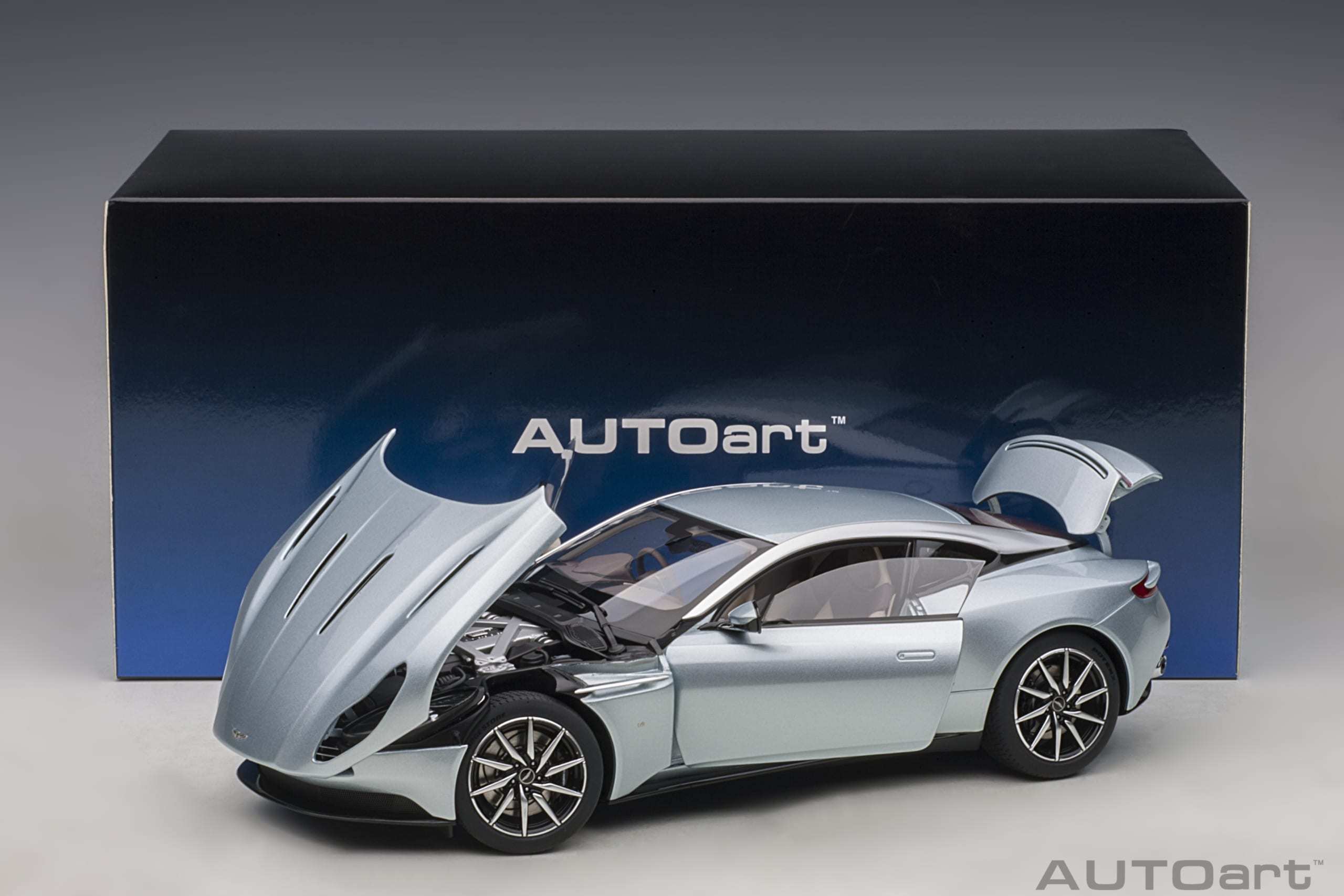 AutoArt 70267 Aston Martin DB11 銀色 1/18