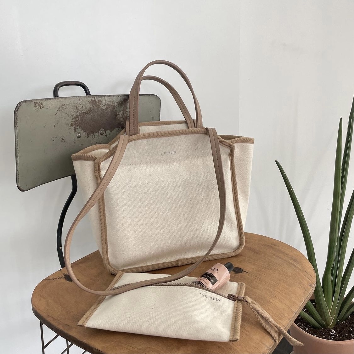(PRE-ORDER) THE ALLY MOND BAG WITH POUCH