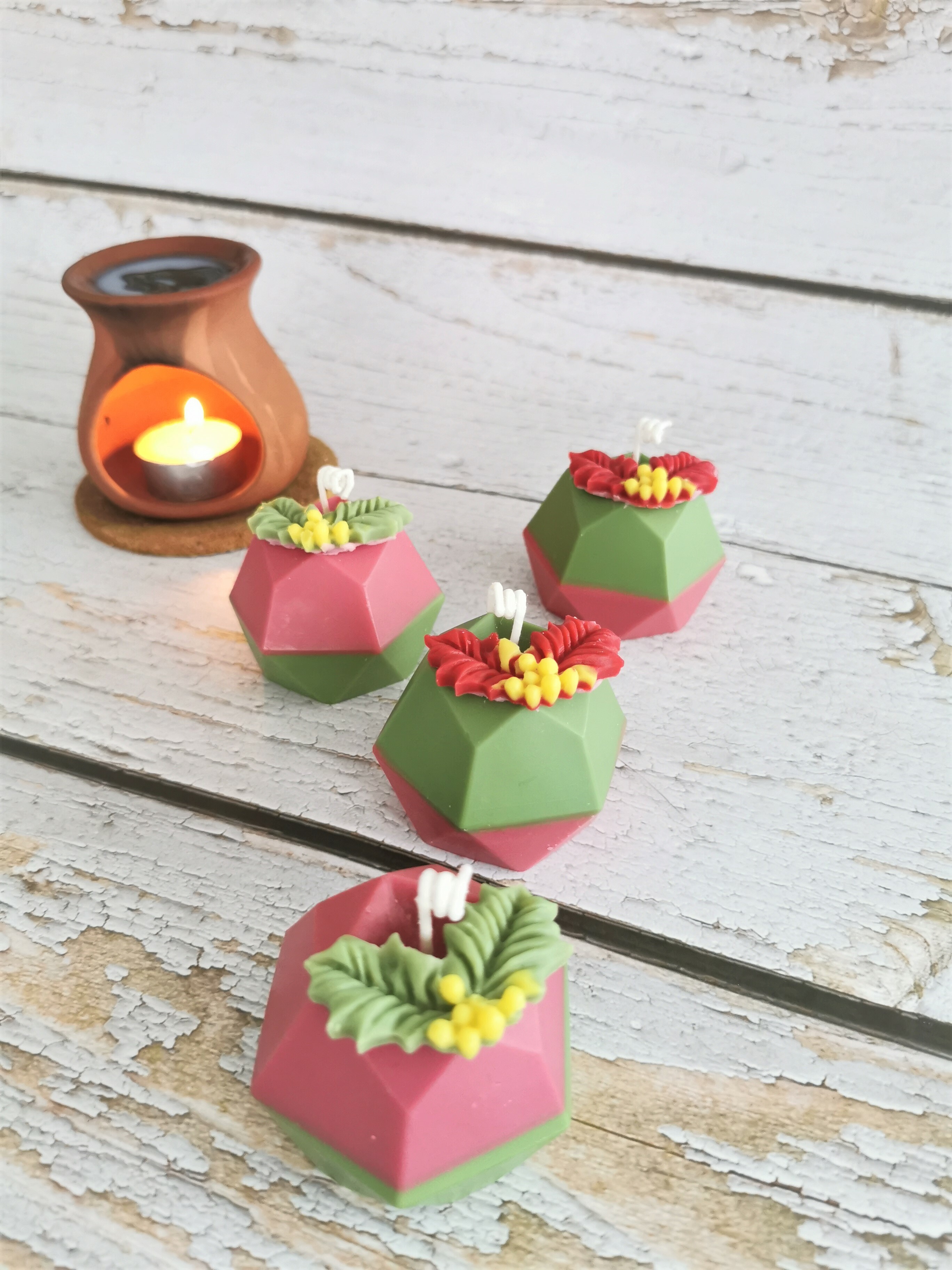 2 Tone Diamond cuboid with Christmas flowers