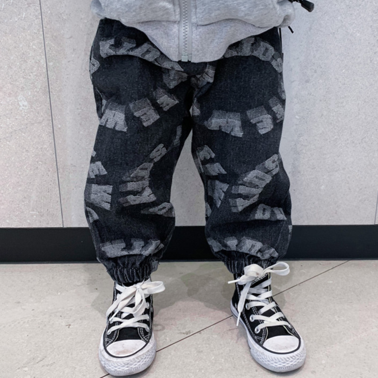 SP-5517 字母印花束腳牛仔長褲