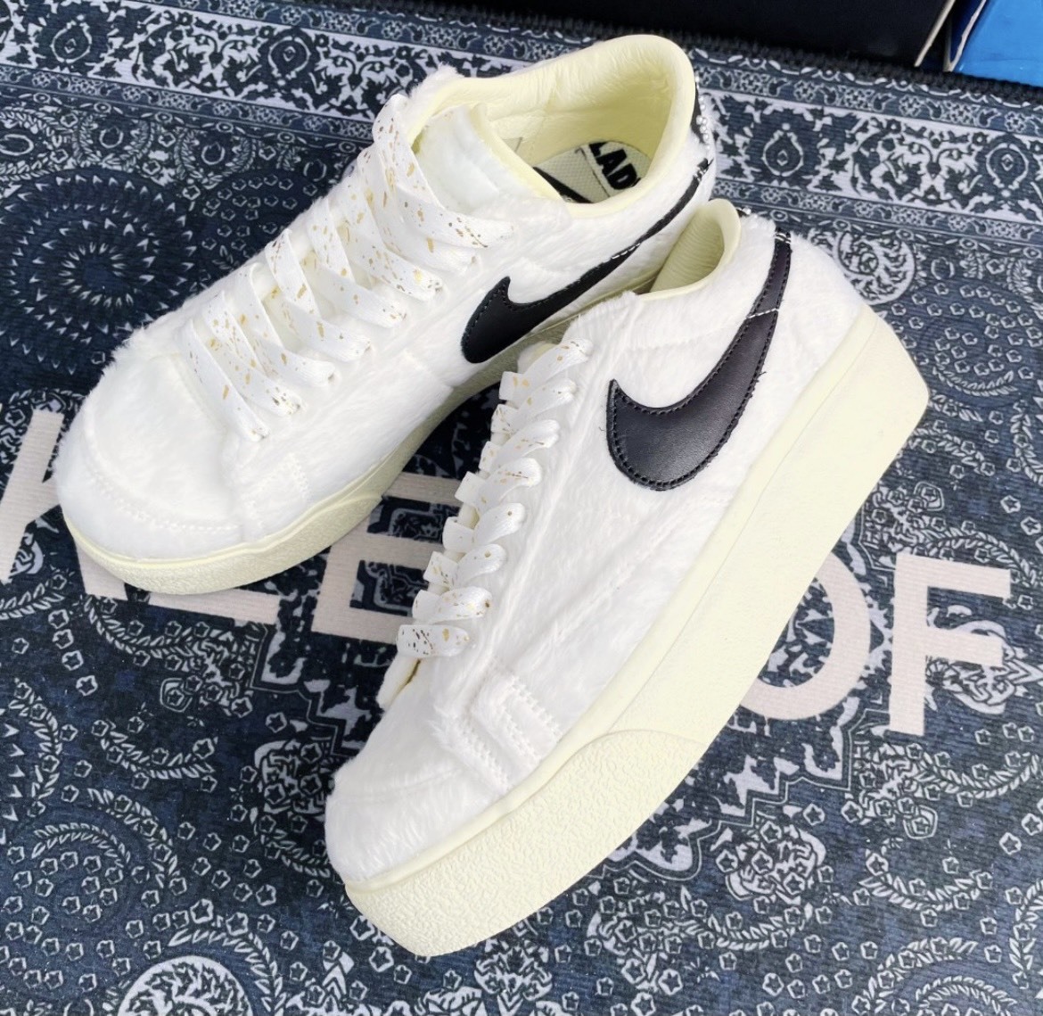 NIKE W BLAZER LOW PLATFORM 絨毛白 鉚釘設計 增高厚底