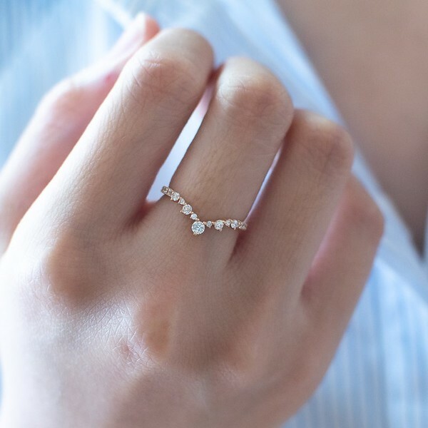 18K Sentia V Diamond Ring