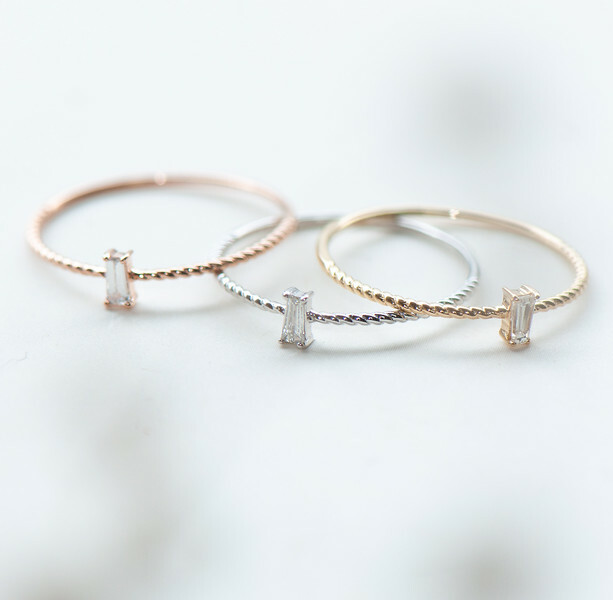 18K little Tapper diamond ring