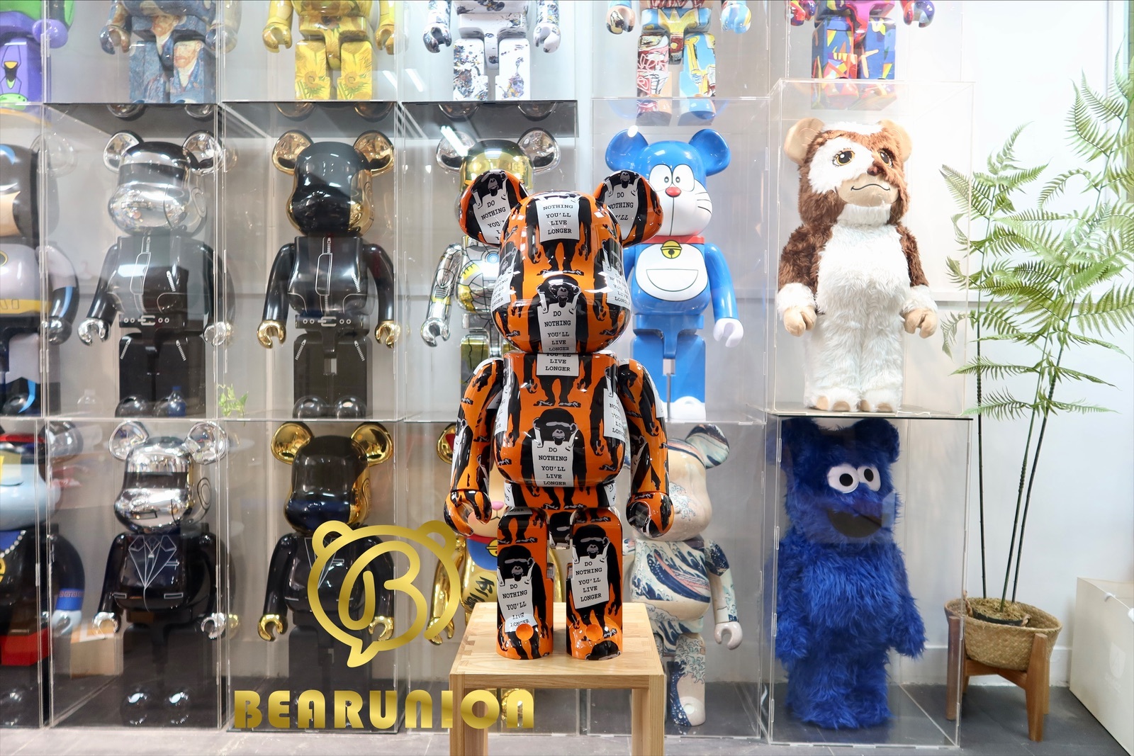 Bearbrick 1000% monkey sign