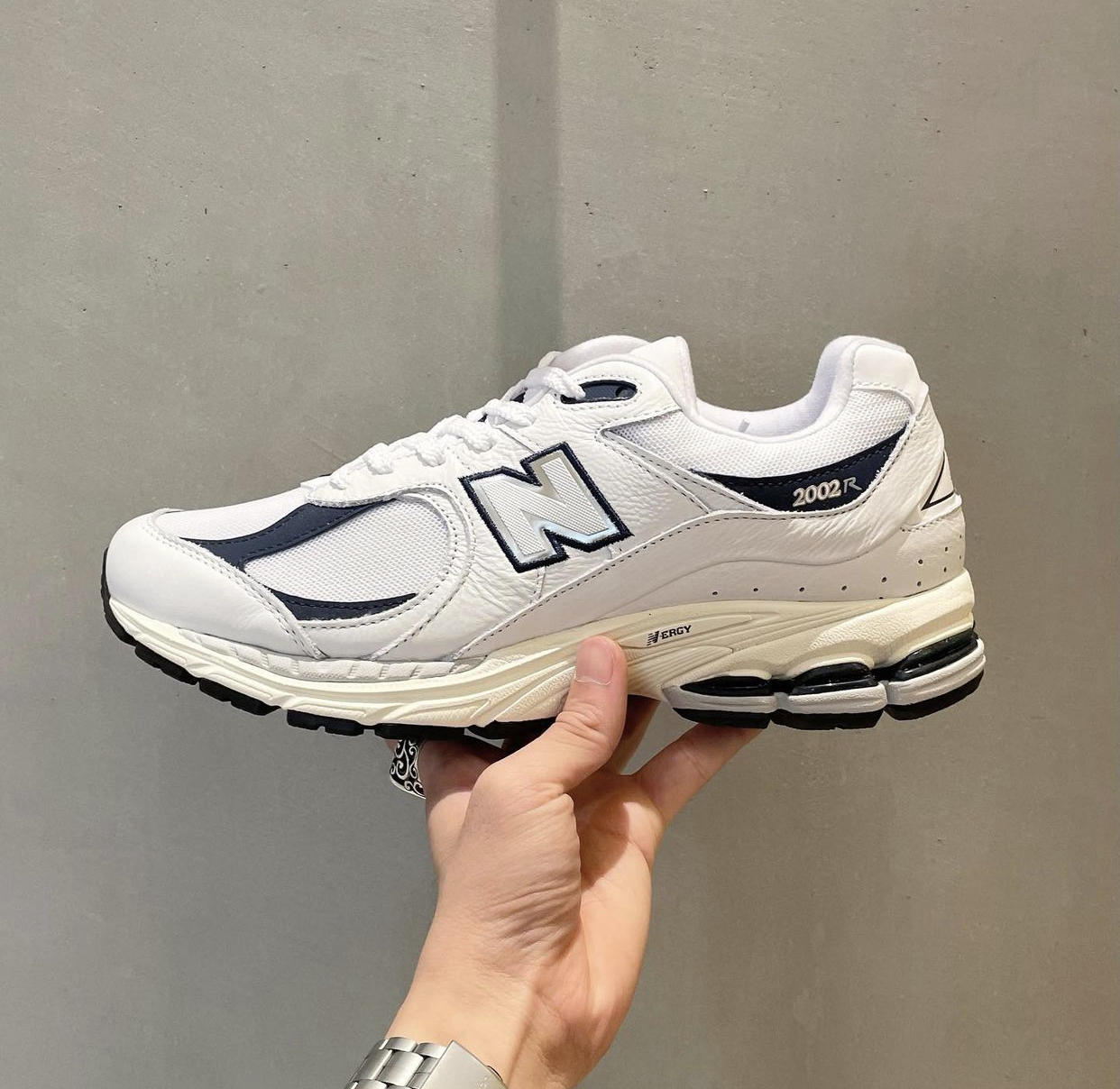 NEW BALANCE 2002R