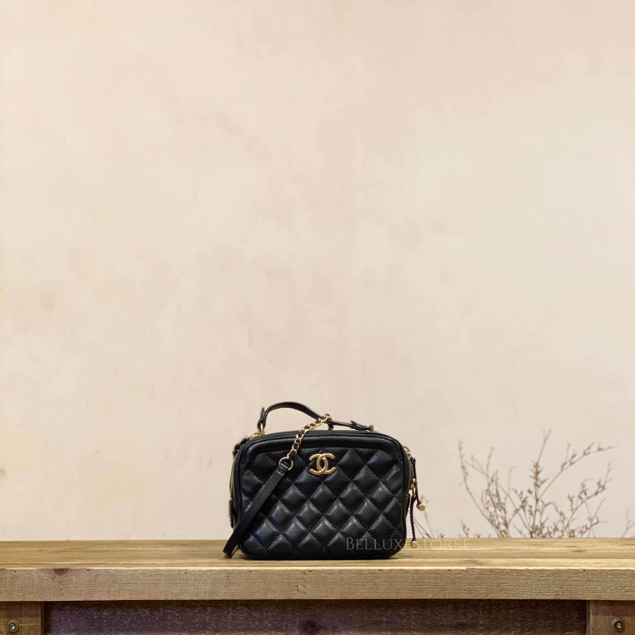 [Pre-owned] Chanel camera bag calfskin black/ gold