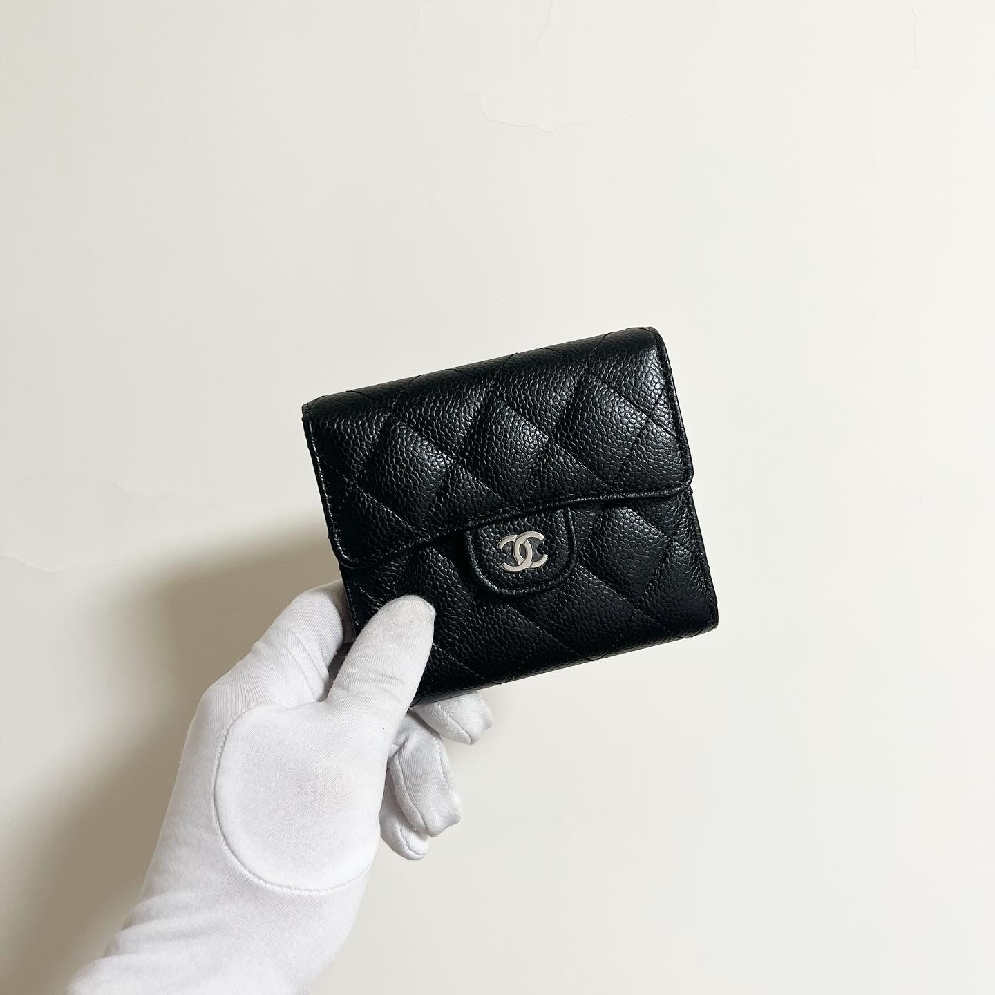 CHANEL Classic Flap 黑色魚子醬銀CC小銀包 (Classic 間格)