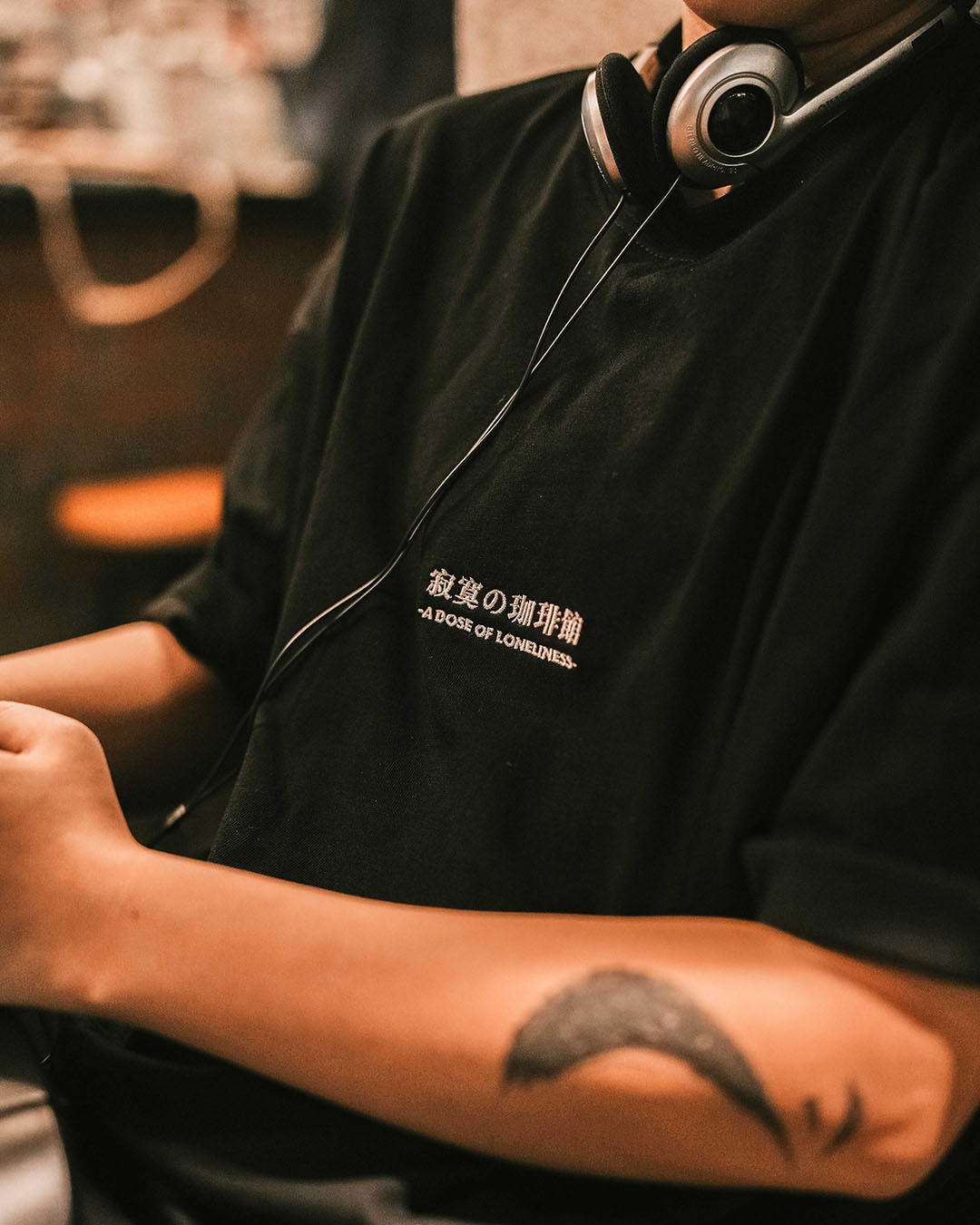【OOO X FUMBLE】Good To Be Lonely Tee｜黑色｜寂寞珈琲館｜聯乘系列