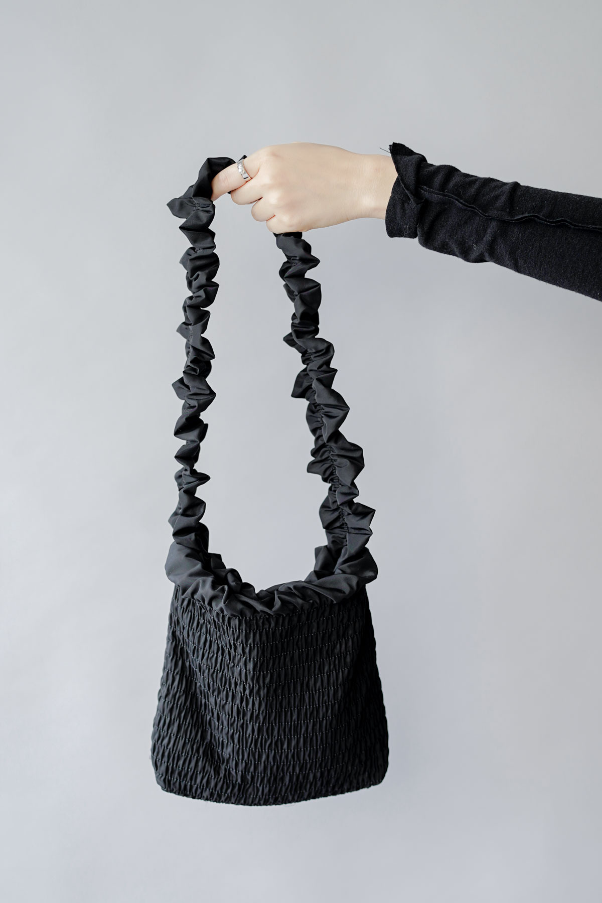 推~Elastic ruffle strap bag (black)