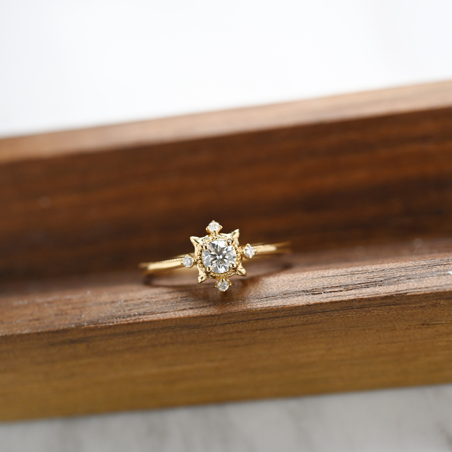 18K Vintage Edge Diamond Ring