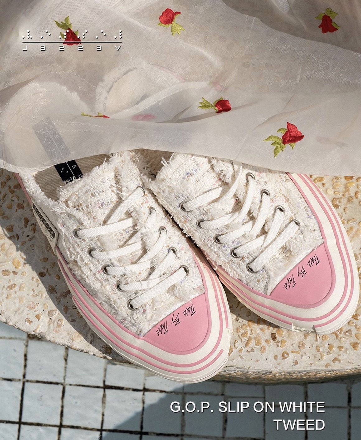 xVESSEL G.O.P. Slip On "White Tweed" 小香風 白色 光感變色穆勒拖