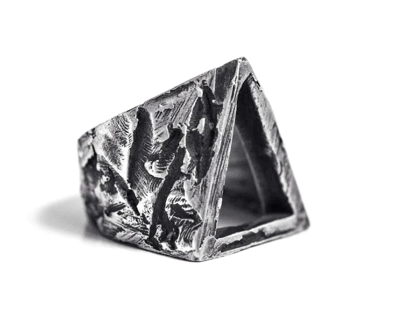 O-TRIANGLE SIGNET RING