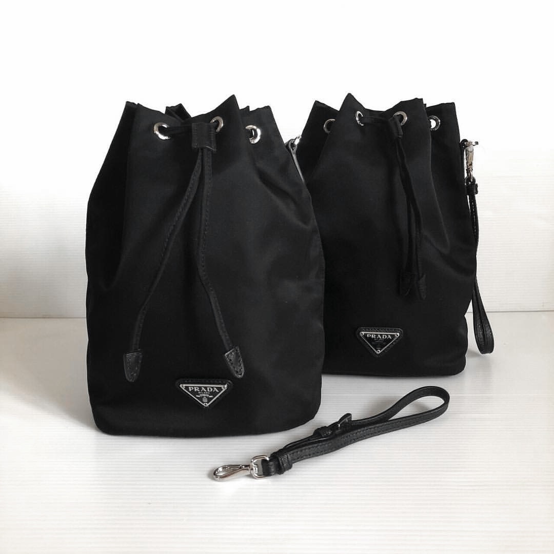 ˹𝐈𝐍 𝐒𝐓𝐎𝐂𝐊!˼ PRADA Re-Nylon Bucket Pouch