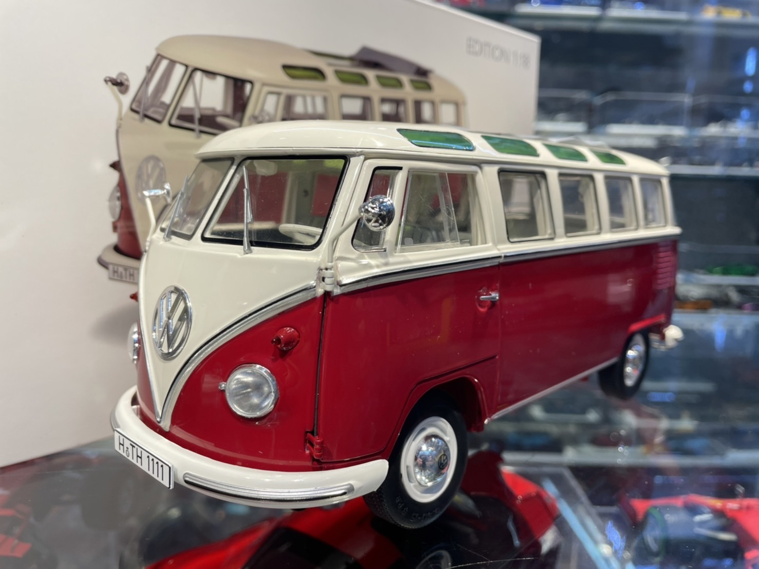 Schuco 450045400 Volkswagen T1b Samba 紅/白 1/18