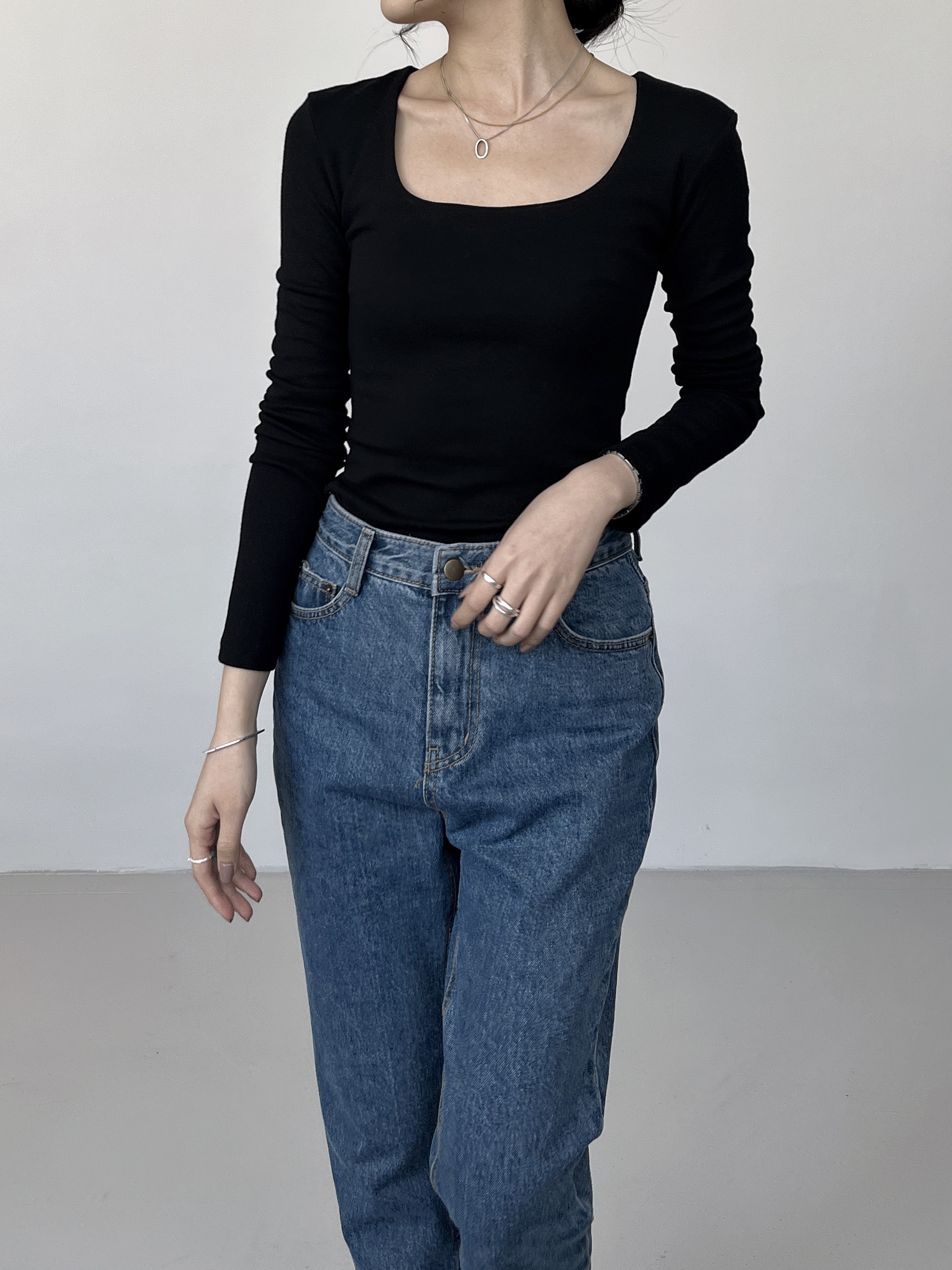 stretchy cropped top with u-hem | black