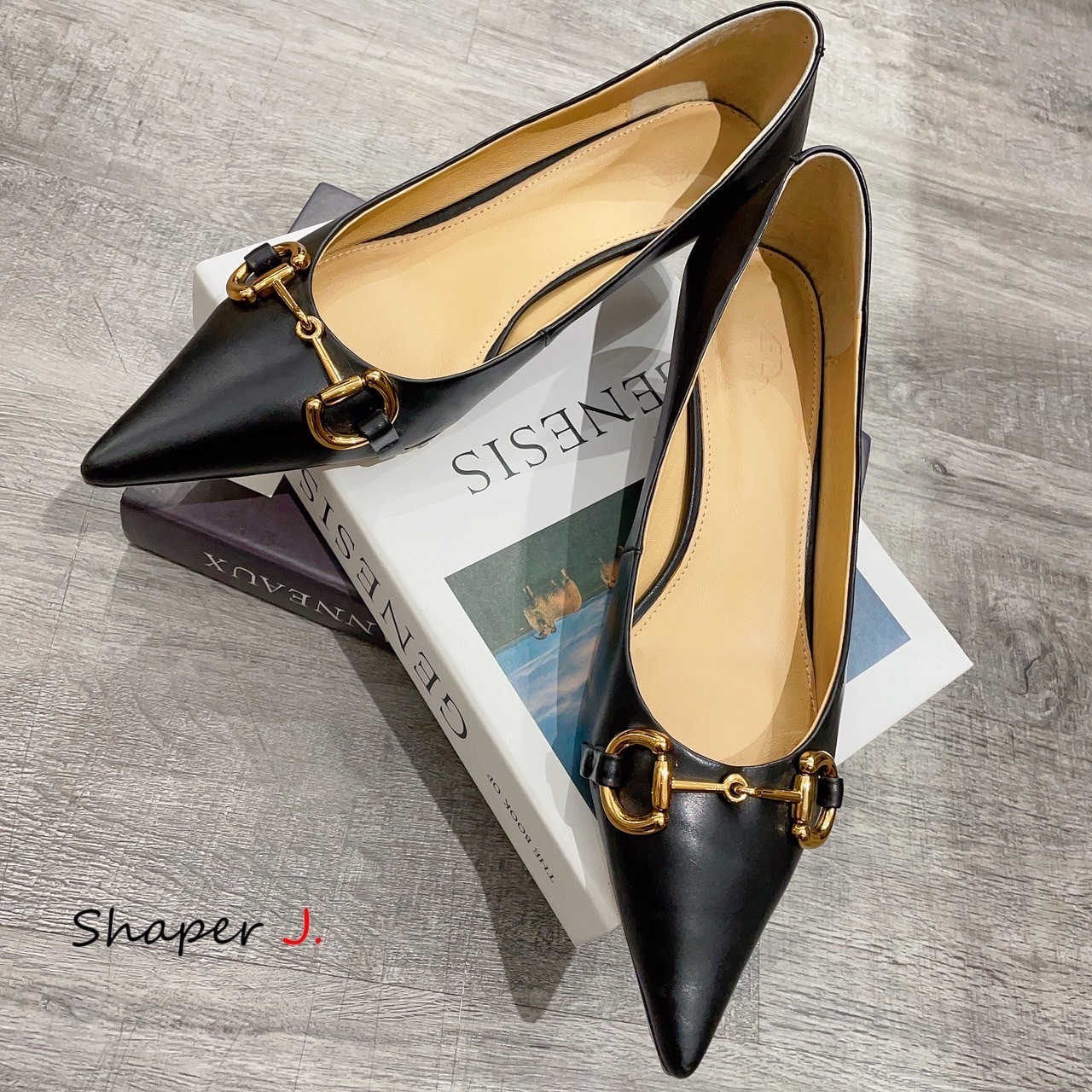 經典質感黑色馬蹄釦尖頭低跟鞋 | Shaper J.