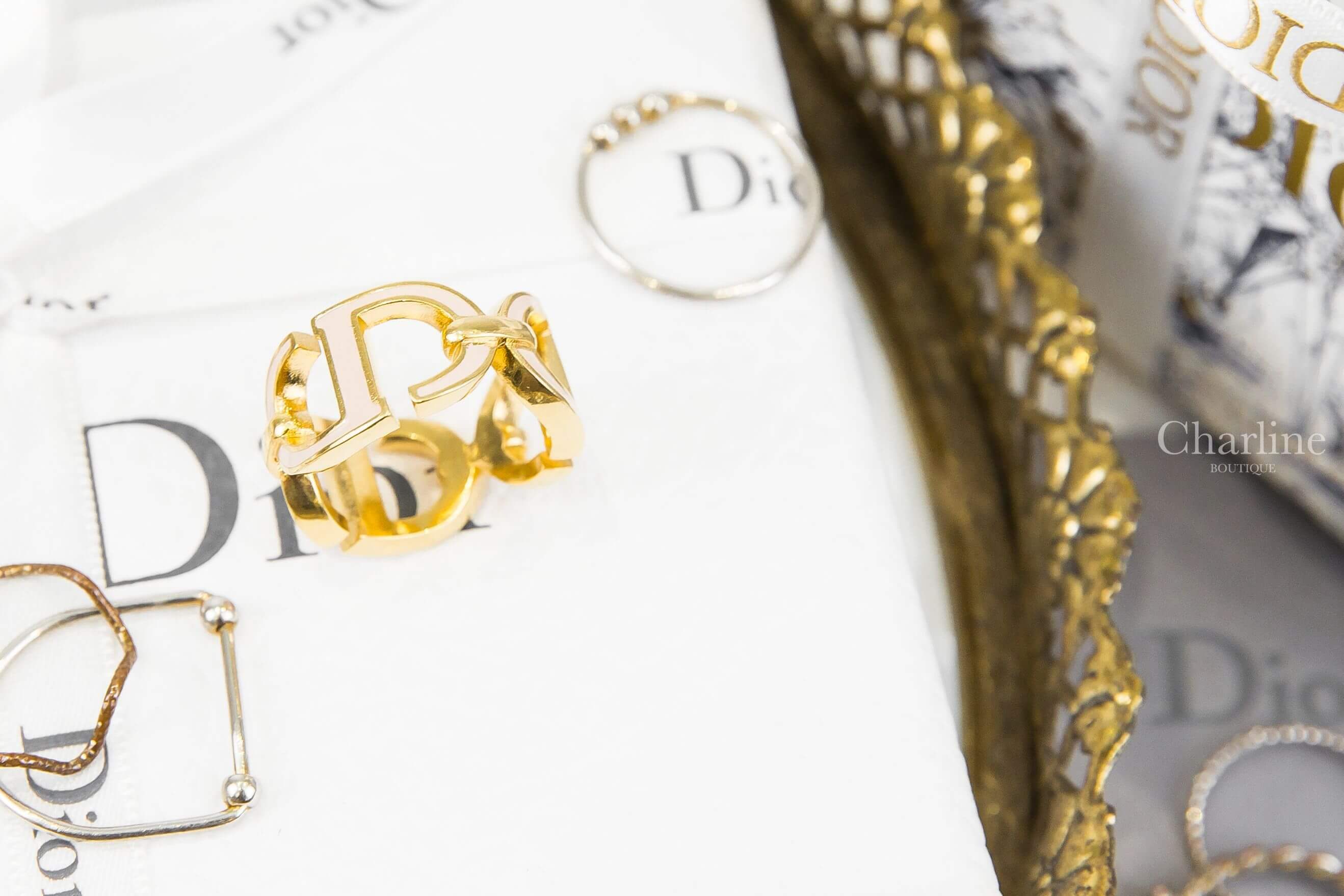 Dior 30 Montaigne 金色金屬沙粉色CD蒙田戒指-Charline Boutique精品代購