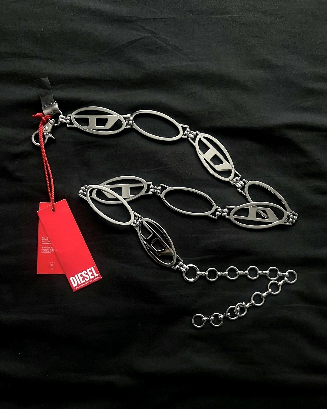 This women’s belt is made from oval-shaped metal links