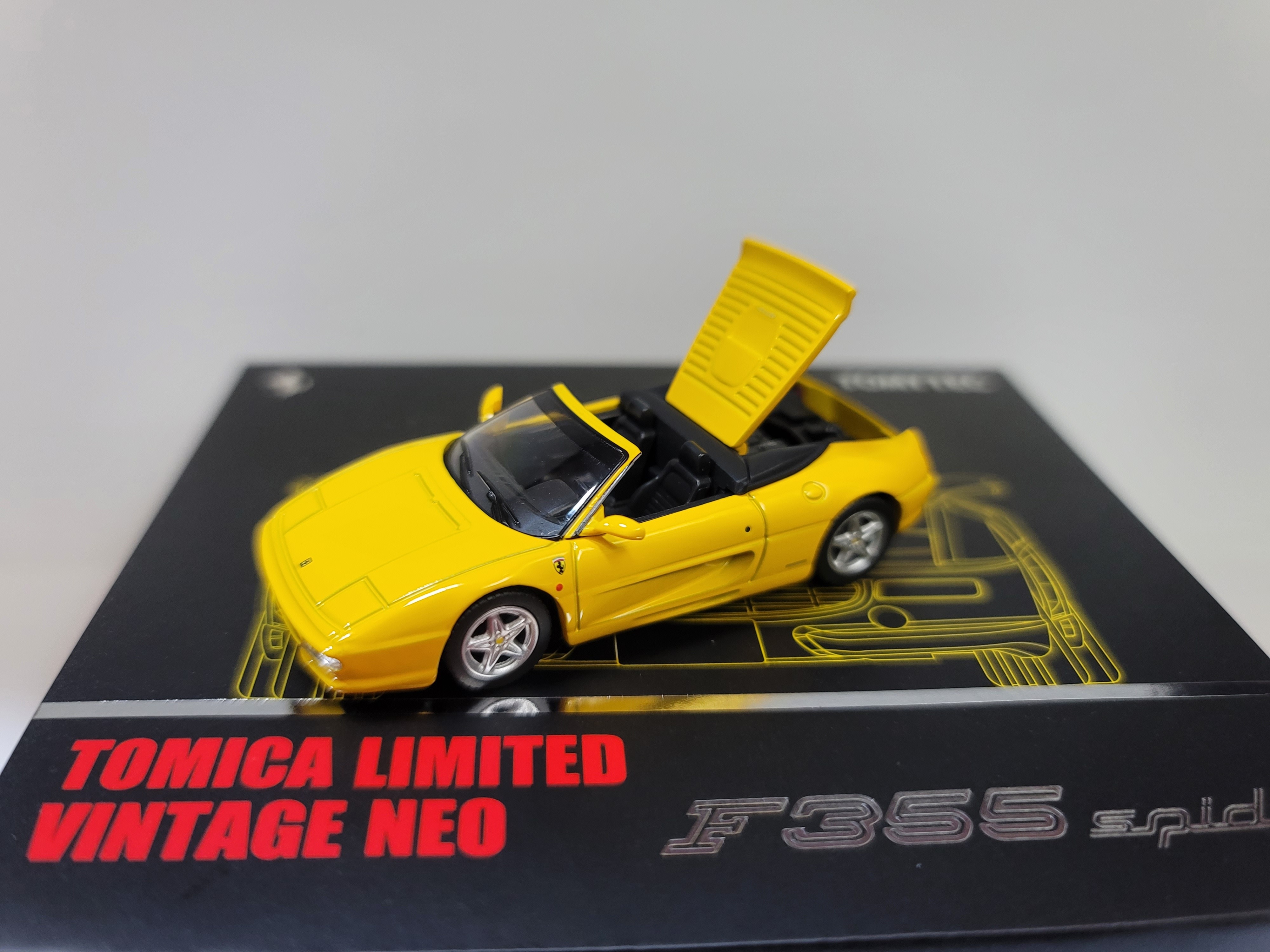 Tomytec 1/64 LV-N Ferrari F355 Spider (Yellow)