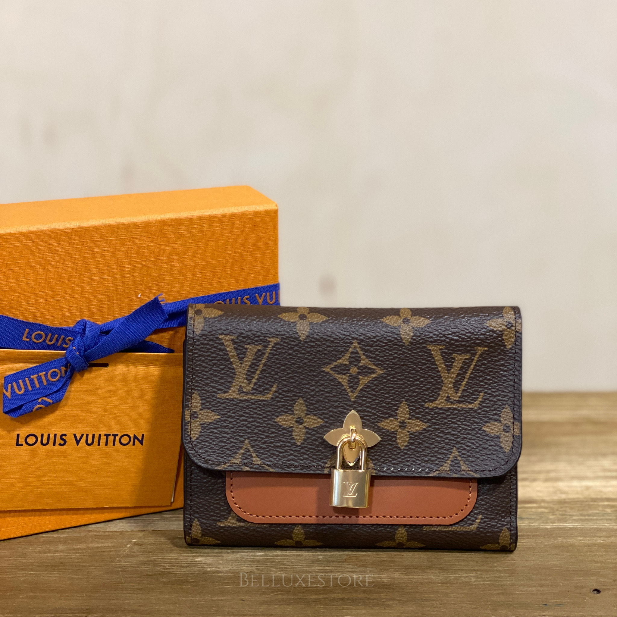 [Unused] LV flower lock compact wallet monogram