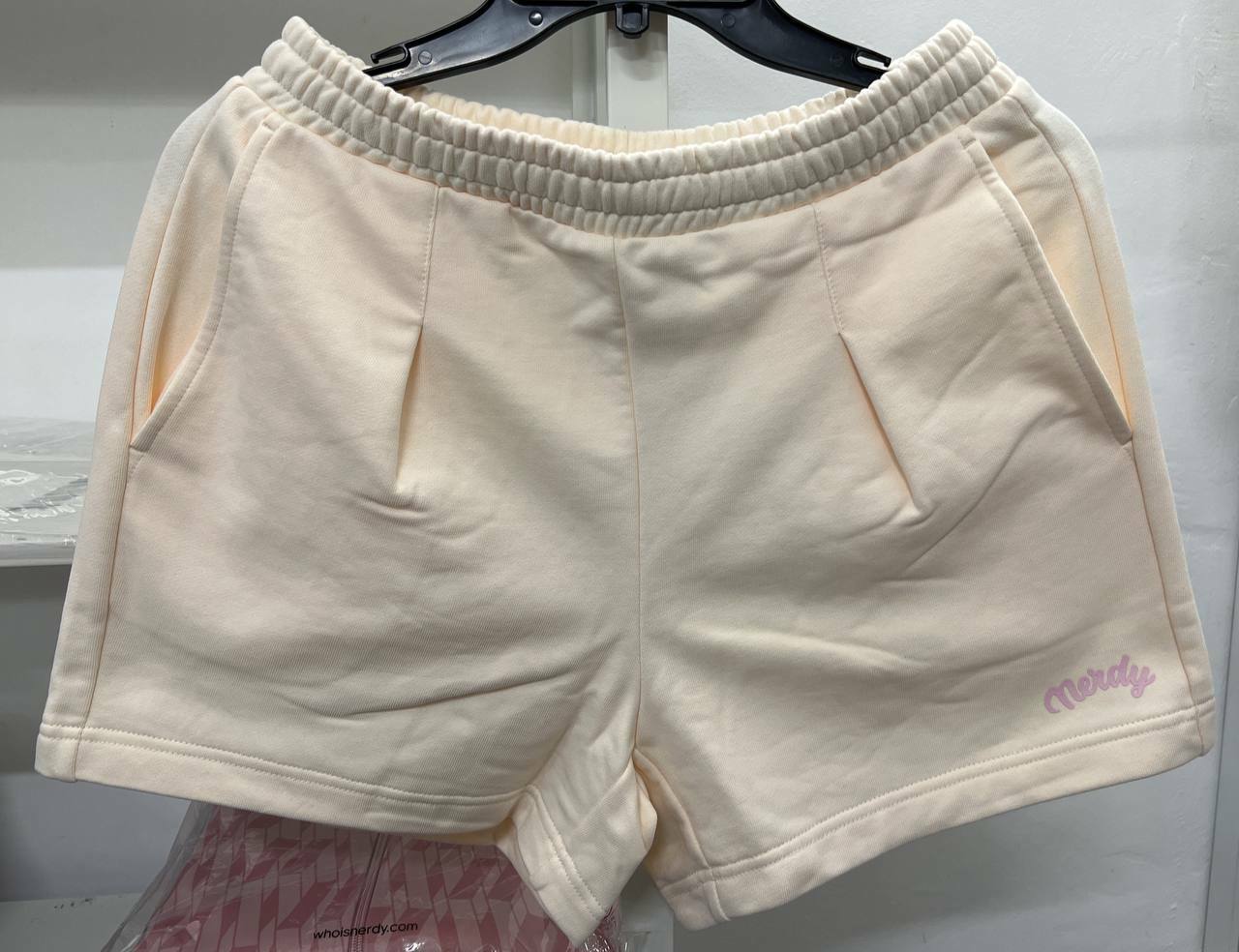 [K] NERDY W'S CURSIVE LOGO SHORTS (NERDY ORIGIN FIT),CREAM ...