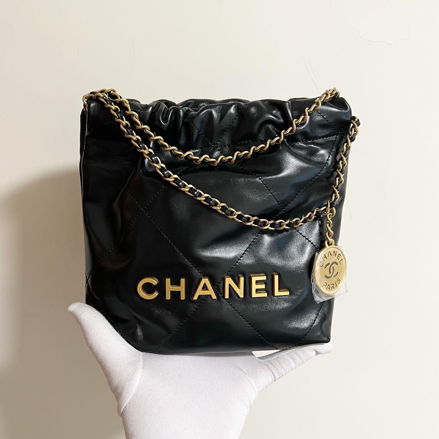 CHANEL 22 MINI HANDBAG (Black)
