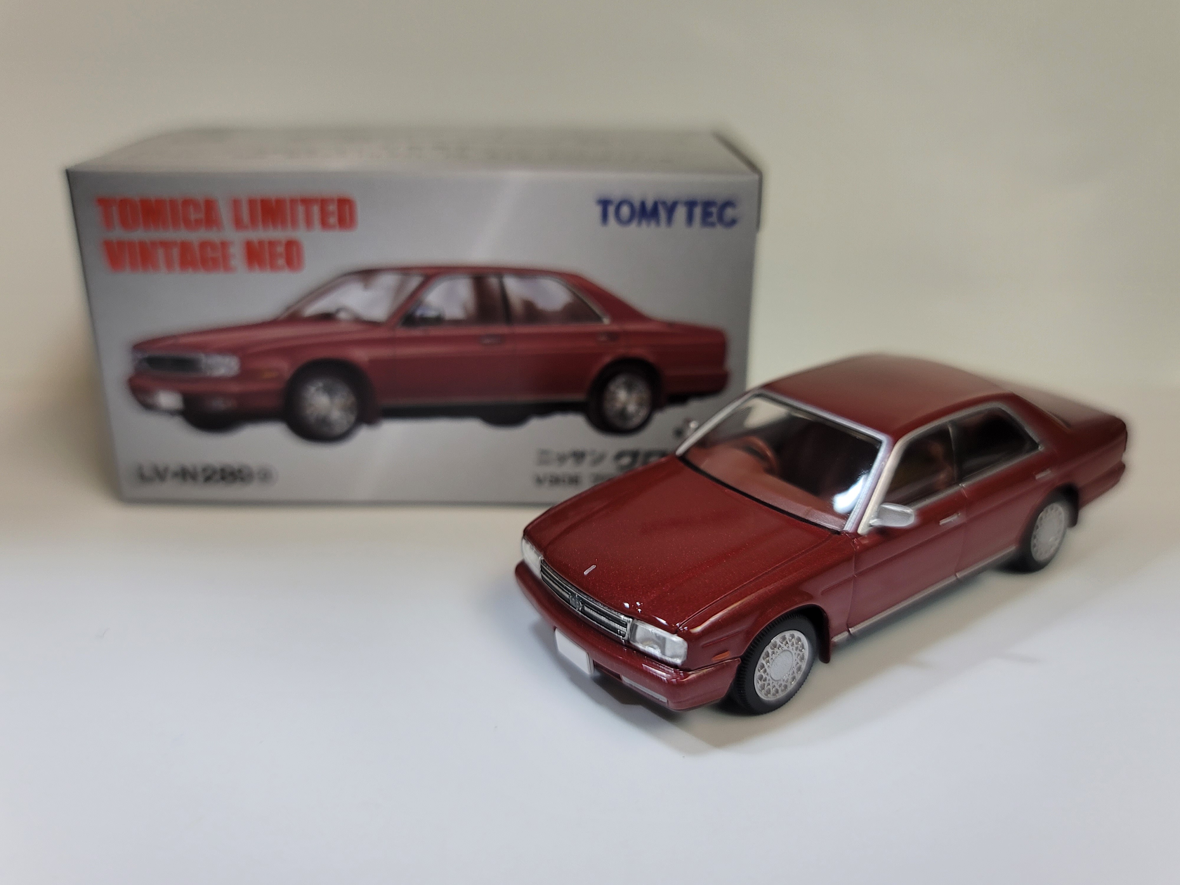 Tomytec 1/64 LV-N289a Nissan Gloria V30E Brougham (red)