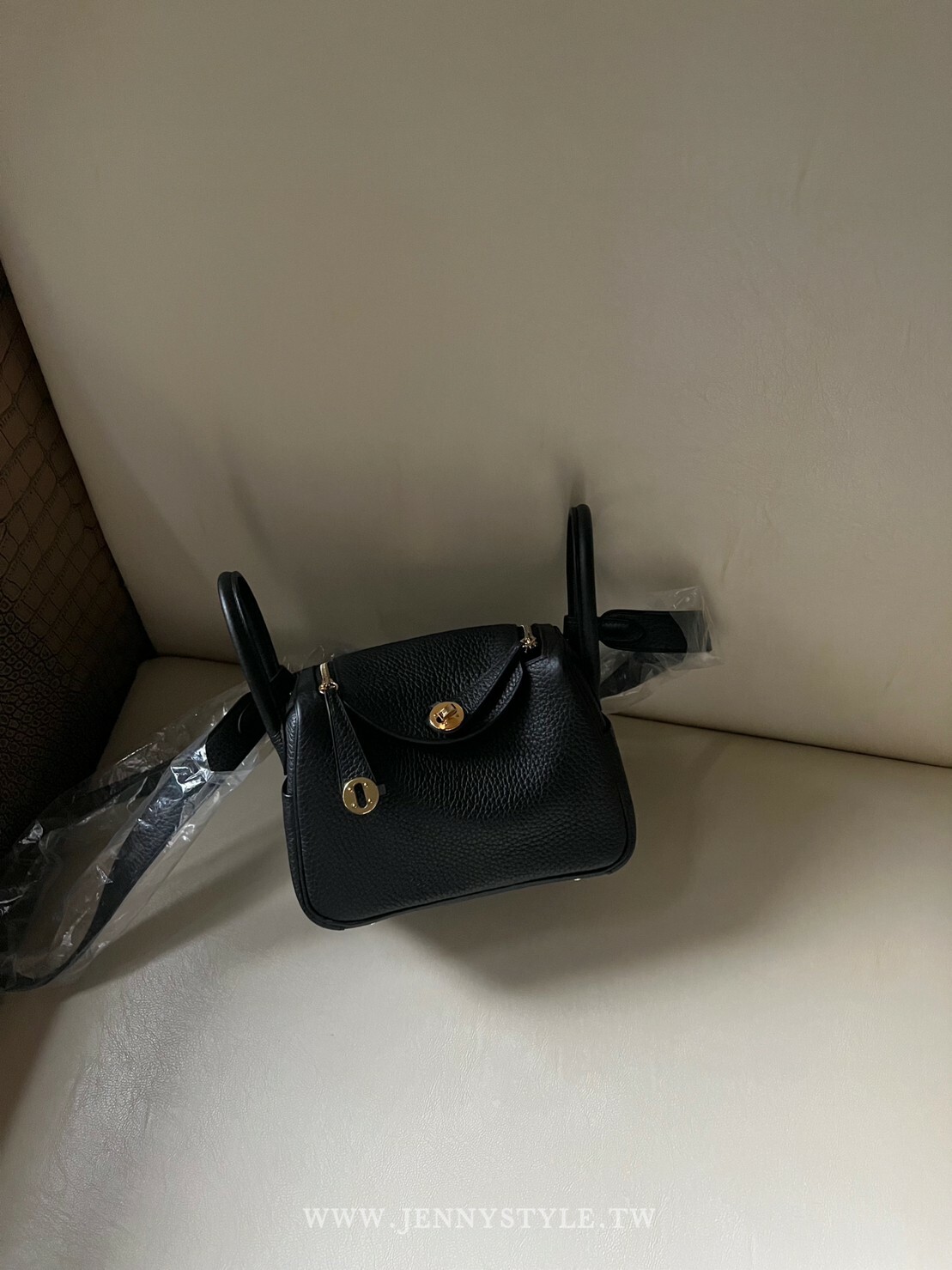 MINI LINDY 黑色金扣