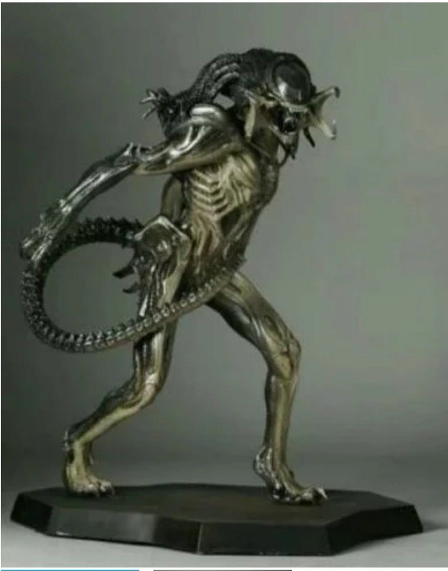 Unpainted and Unassembled predalien 1/3