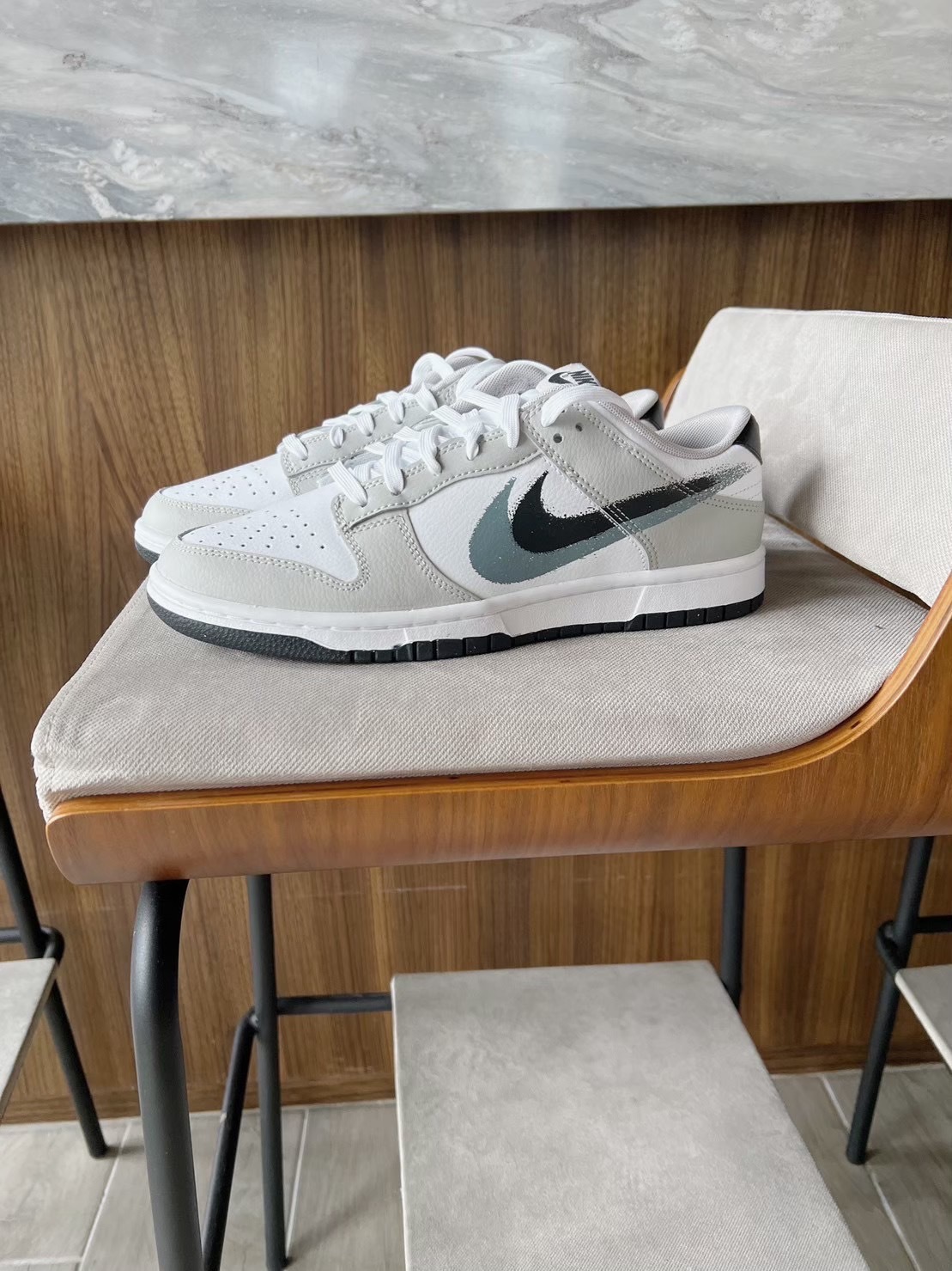 【Holmes】Nike Dunk Low Stencil Swoosh FD0661-100 雙勾 灰白色