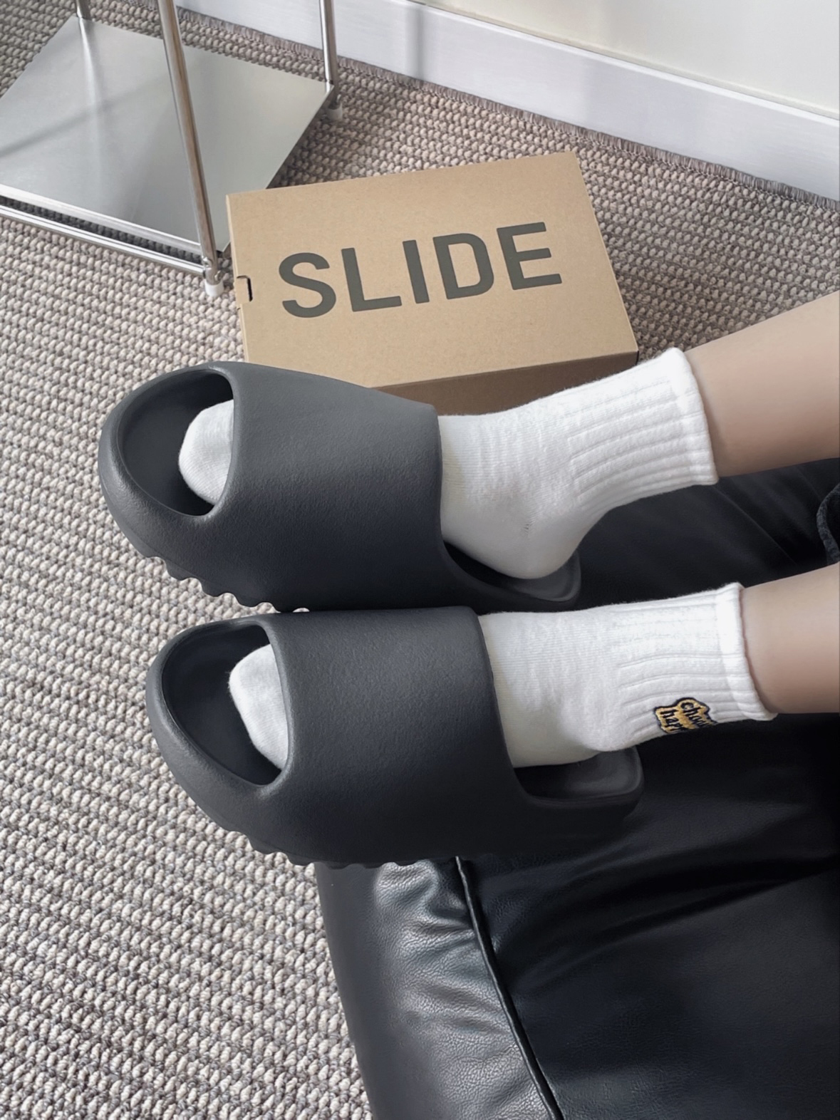 ADIDAS YEEZY SLIDE GRANITE 鋼鐵灰 $699 ID4132