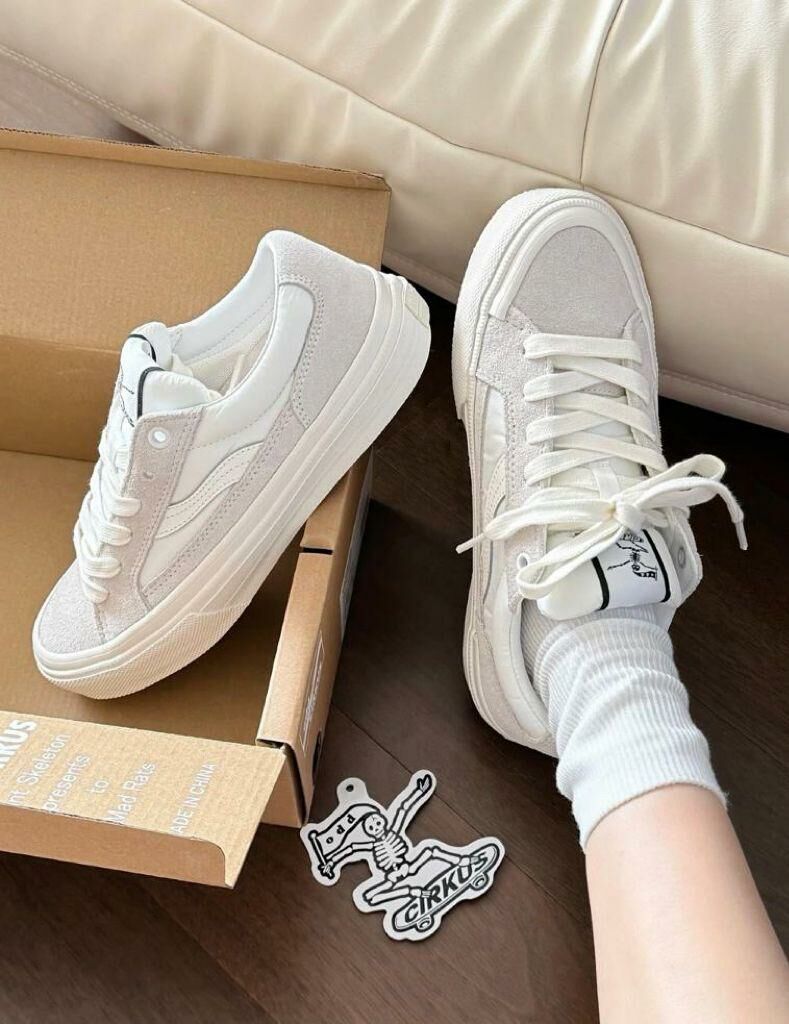 ODD CIRKUS ASTLEY NEON