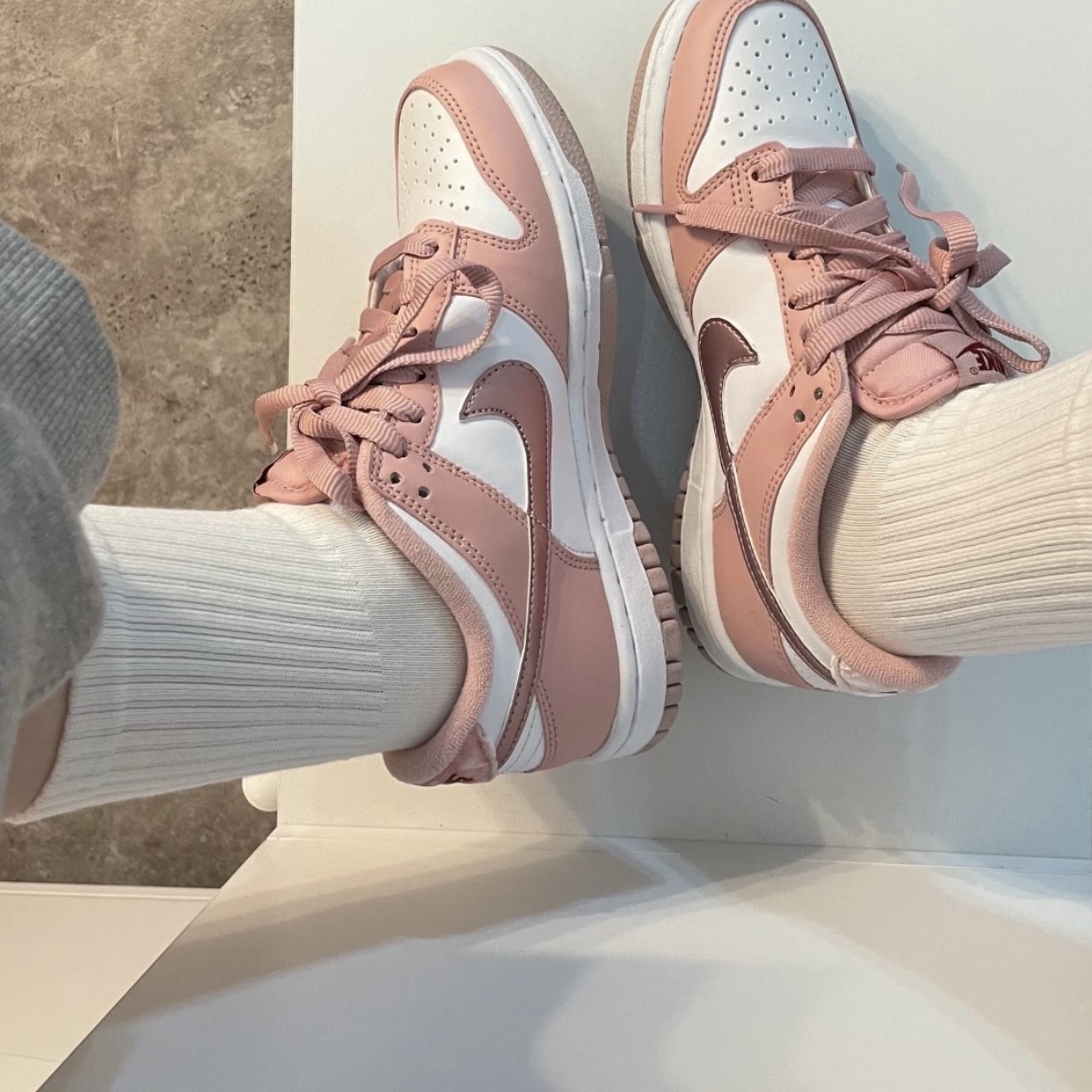 【Luxury】預購 Nike Dunk Low GS "Pink Velvet" 天鵝絨緞面櫻花粉 DO64