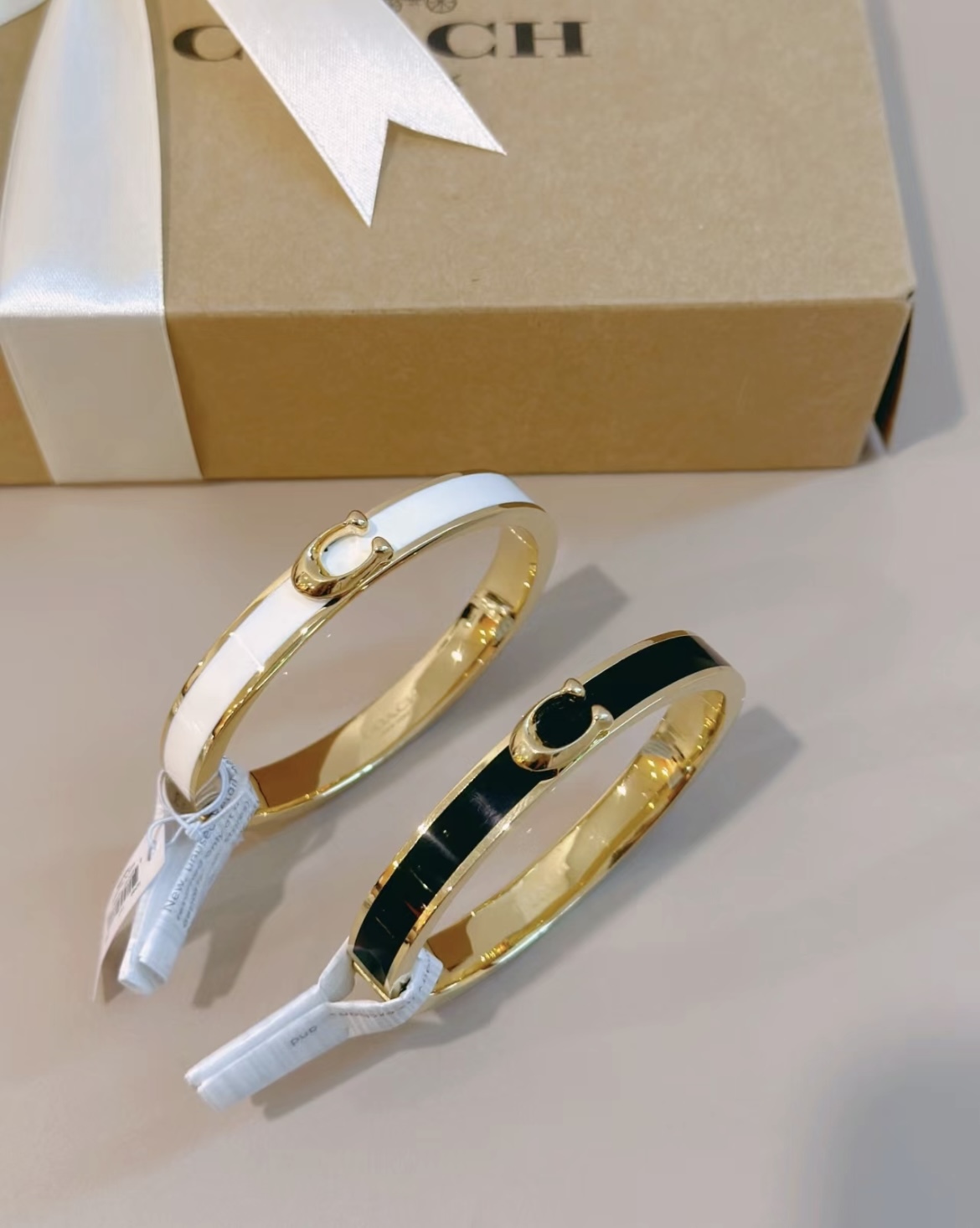 COACH SIGNATURE ENAMEL BANGLE