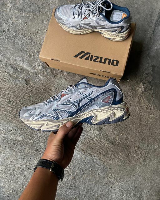 MIZUNO ADVENTURE - SILVER NAVY D1GH230106