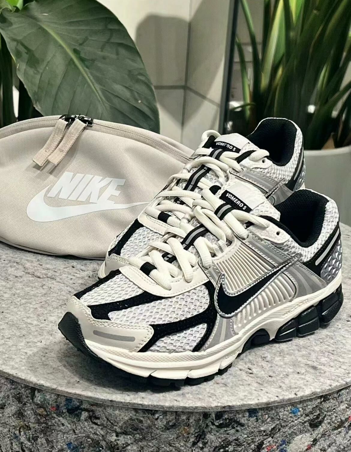 NIKE ZOOM VOMERO 5 "SILVER PANDA"
