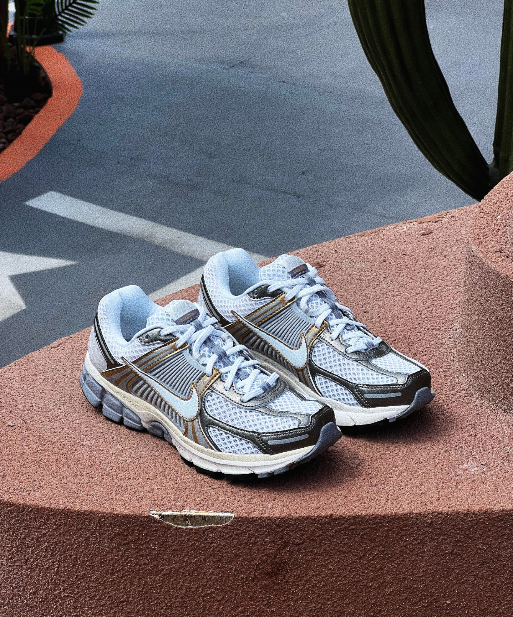 Nike - Zoom Vomero 5 - Platinum / Metallic Gold