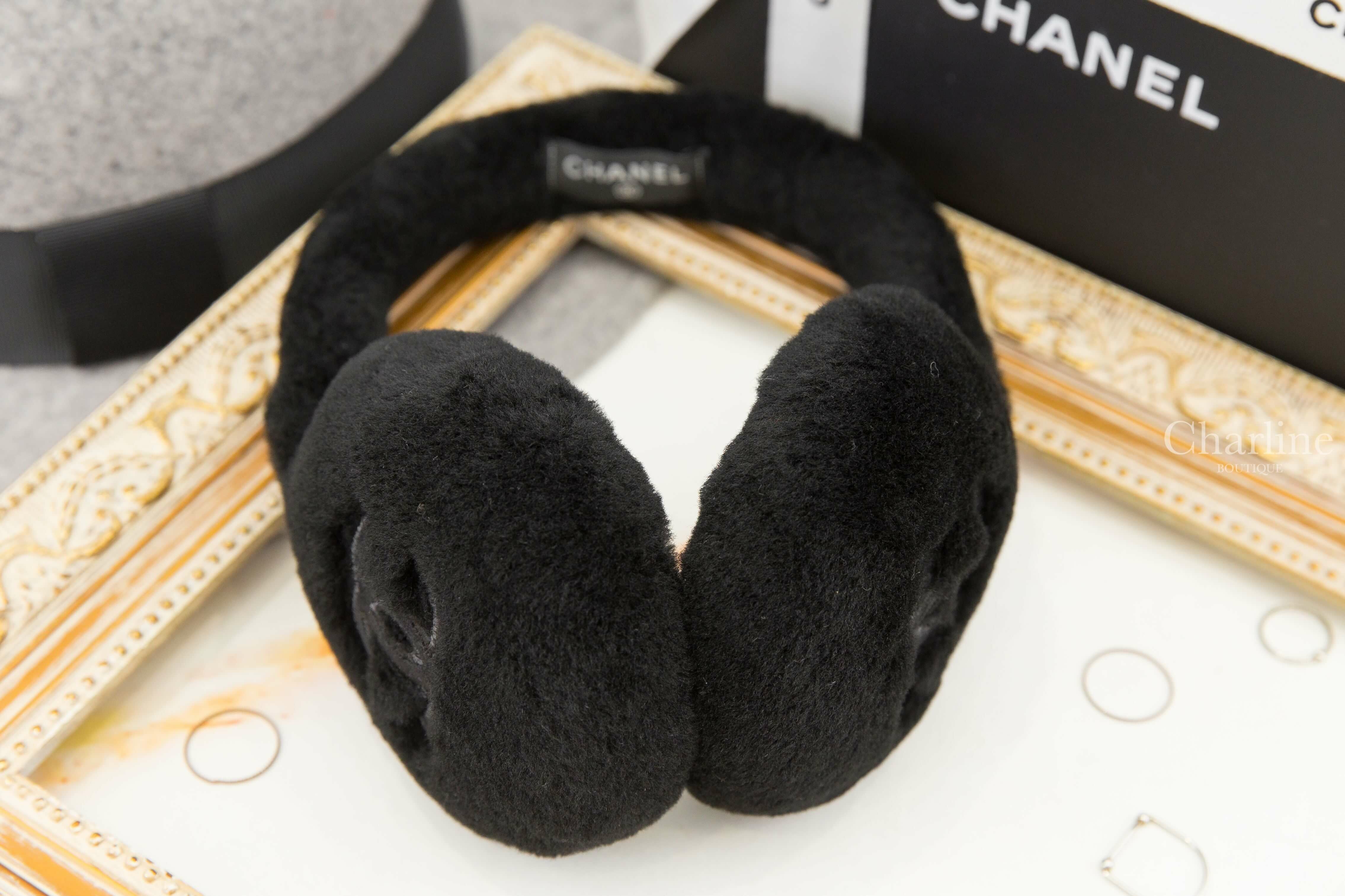 Chanel Earmuffs 黑色黑CC綿羊毛耳罩-Charline Boutique 精品代購