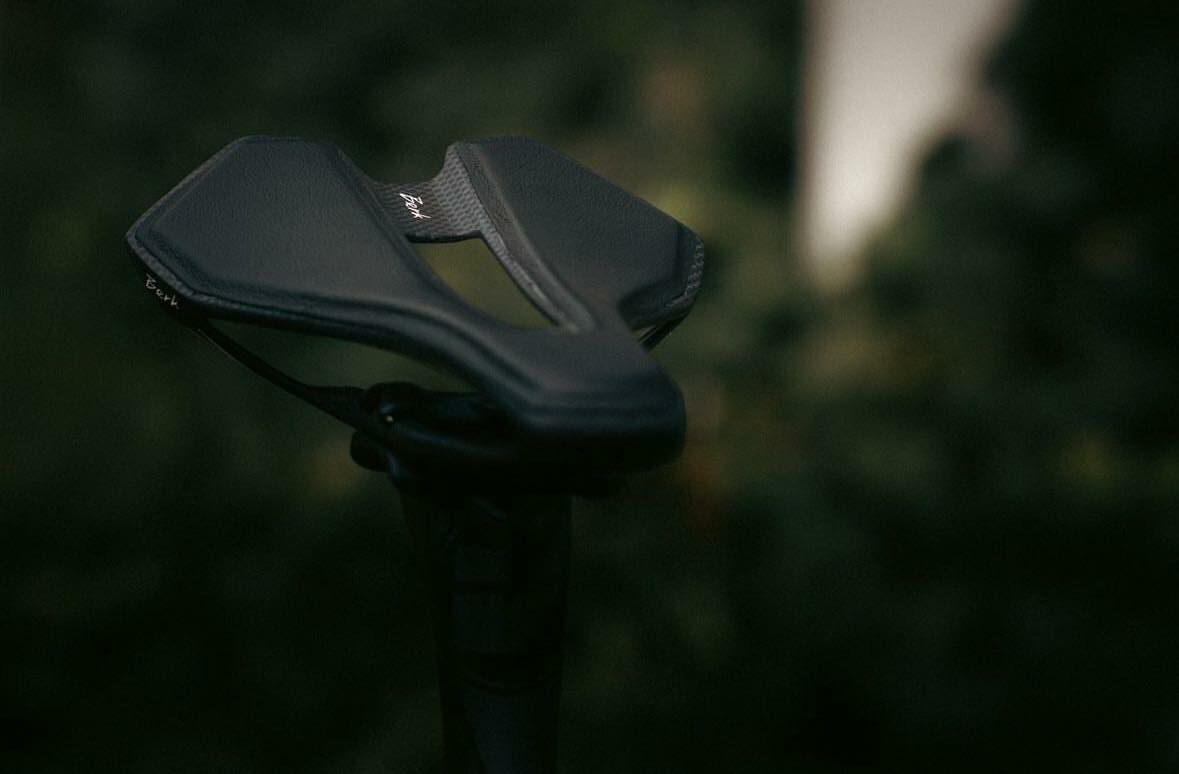 【BERK】Lupina Monocoque Open 超輕量一體式座墊 / 黑色皮革款