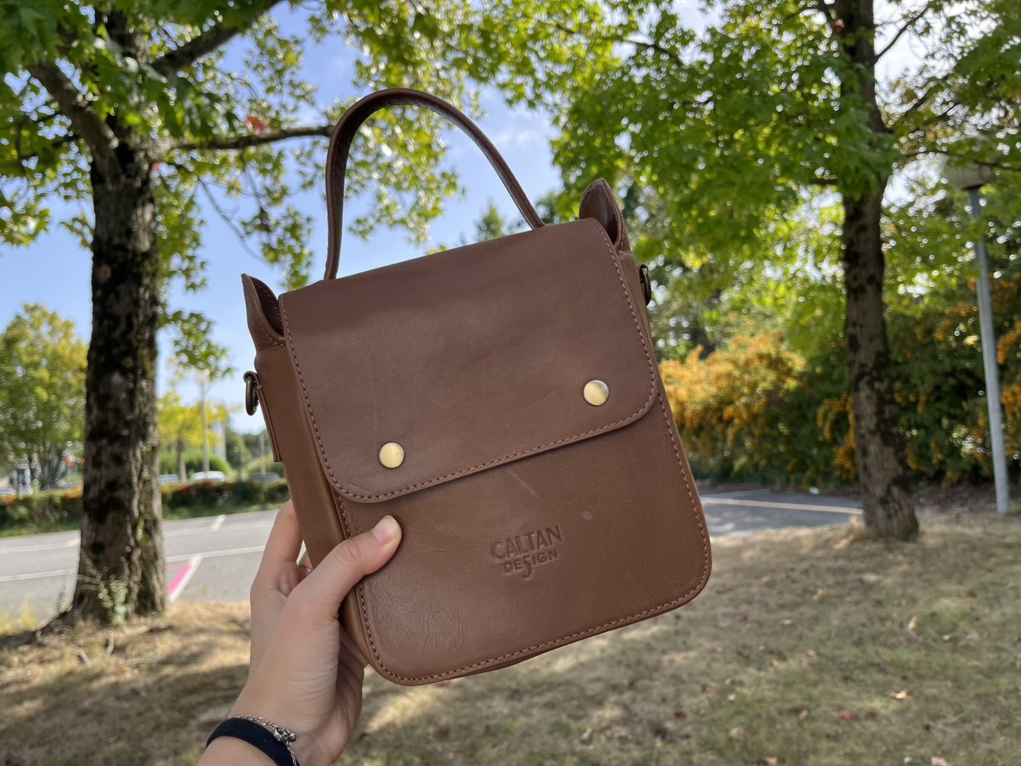 終於要來跟大家分享 CALTAN 的包包系列啦！這次帶 CALTAN 的包來到法國哩～🥖