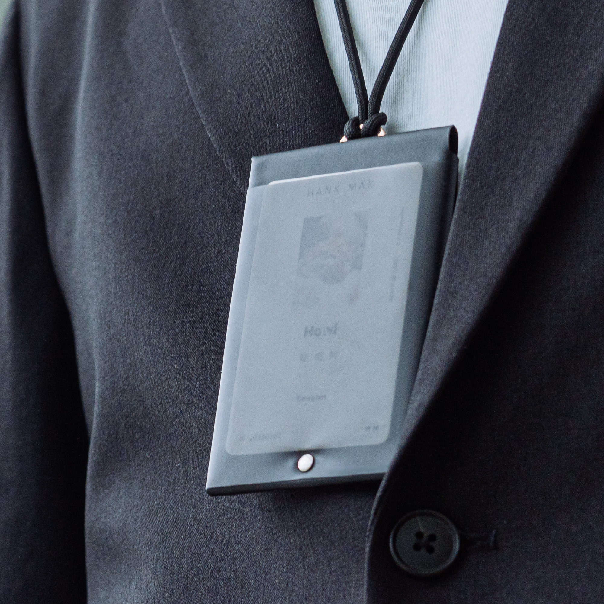 0.9 Pocket｜雙面感應 x 口袋證件套[ 經典款 ]｜雙面感應抗干擾，刷卡不卡關，擴充收納、輕巧防水