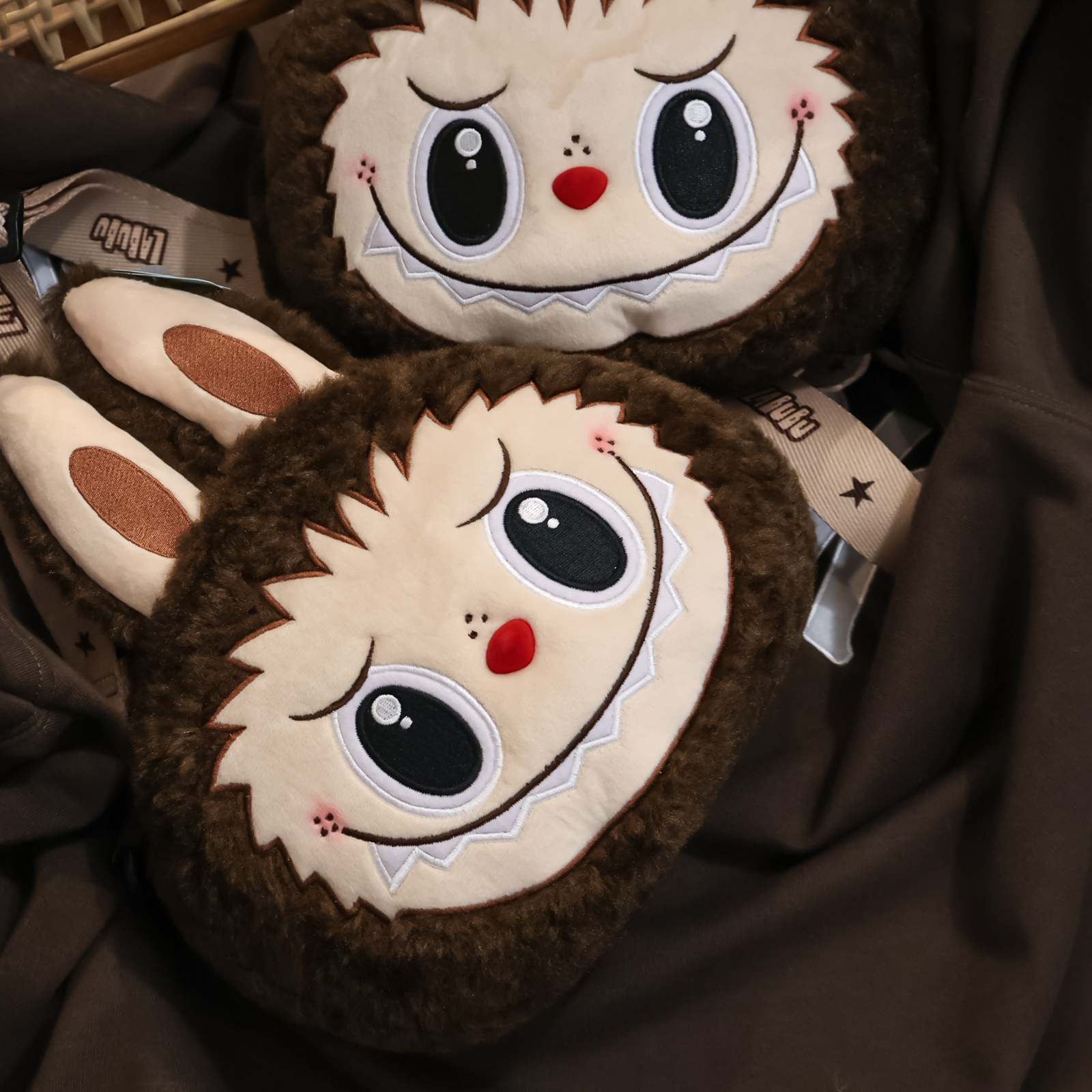 現貨🎪樂園限定🎪 POP MART LABUBU THE MONSTER 拉布布 大頭 搖粒絨 立體 斜背