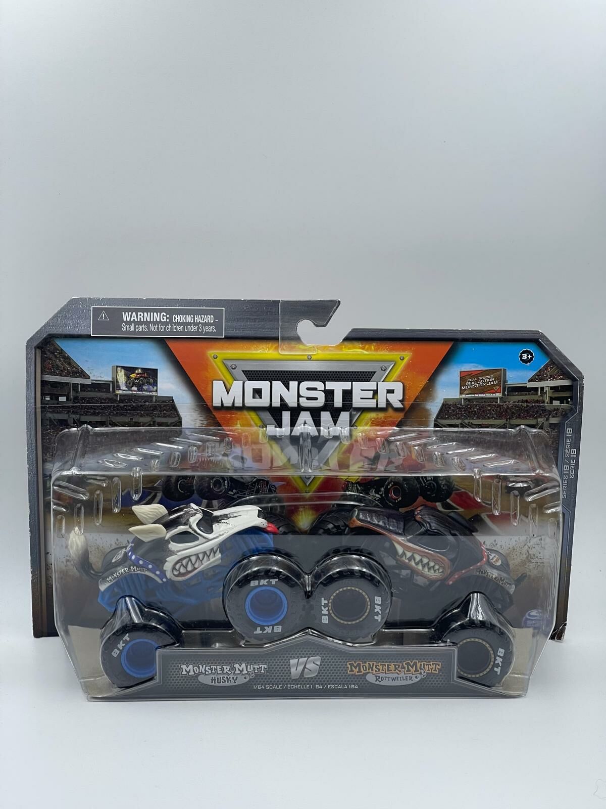 MONSTER JAM MONSTER MUTT HUSKY VS MONSTER MUTT ROTTW...