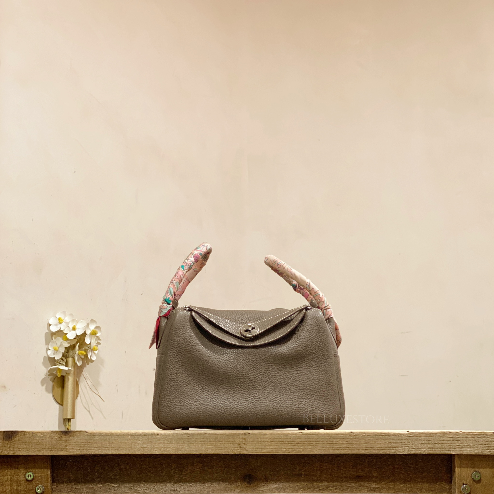 [Pre-owned] Hermes lindy 26 with twilly clemence sta...