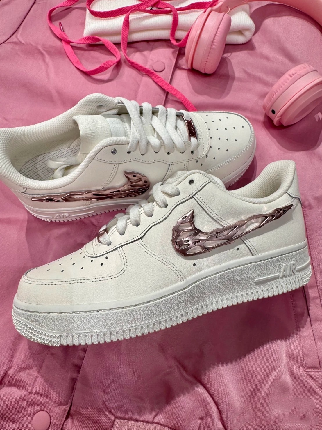 NIKE AIR FORCE 1"LIQUID METAL SWOOSH" 溶解液態 金屬黑勾 IF1686-