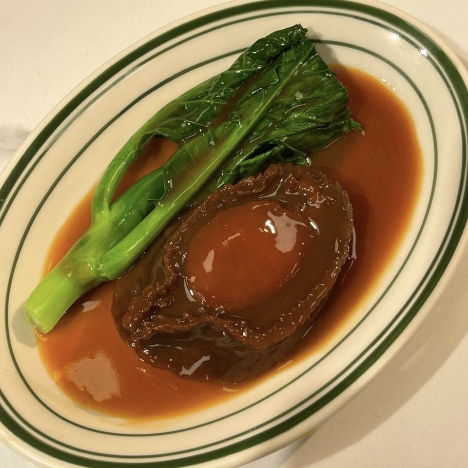 BRAISED GOLDEN ABALONE (6’) 黑金鲍6头