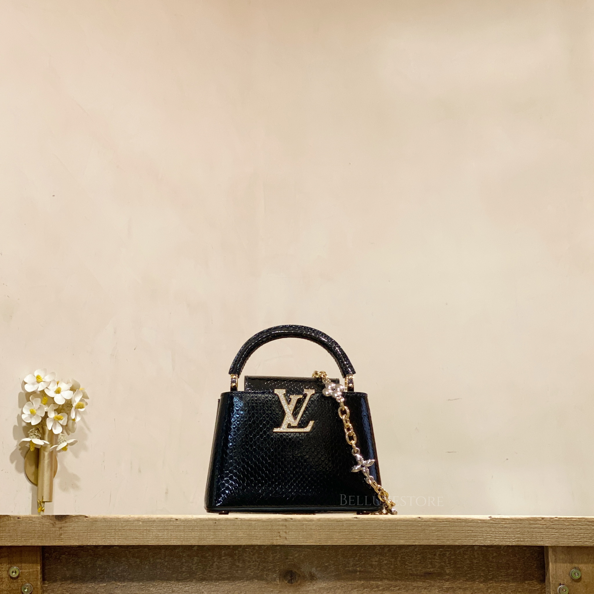 [Pre-owned] LV mini capucines snakeskin black/ gold