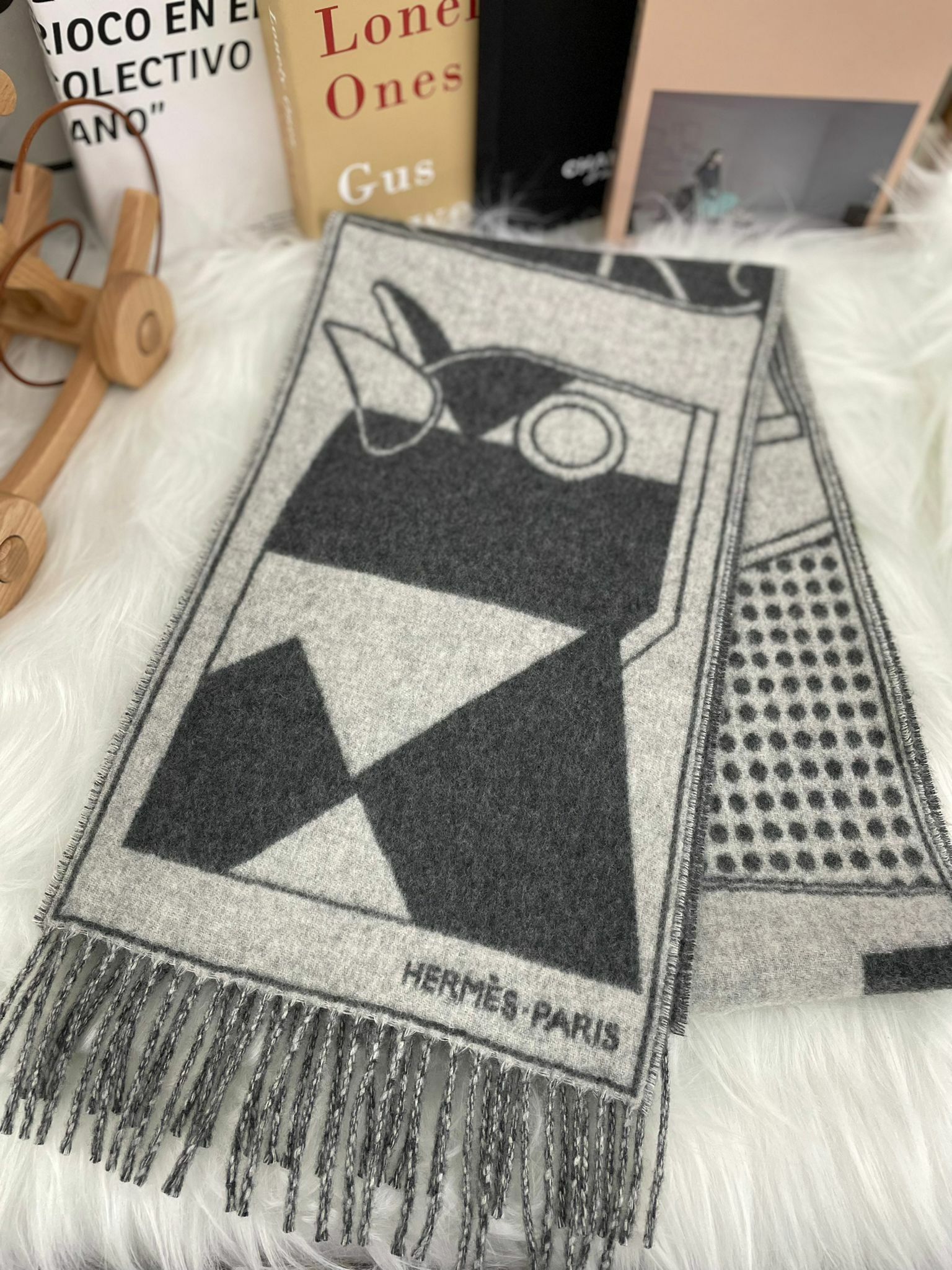 【全新貨品】AE302) H 窄圍巾 幾何馬 灰色 ,全新 full set 有盒 ,25 x 170CM